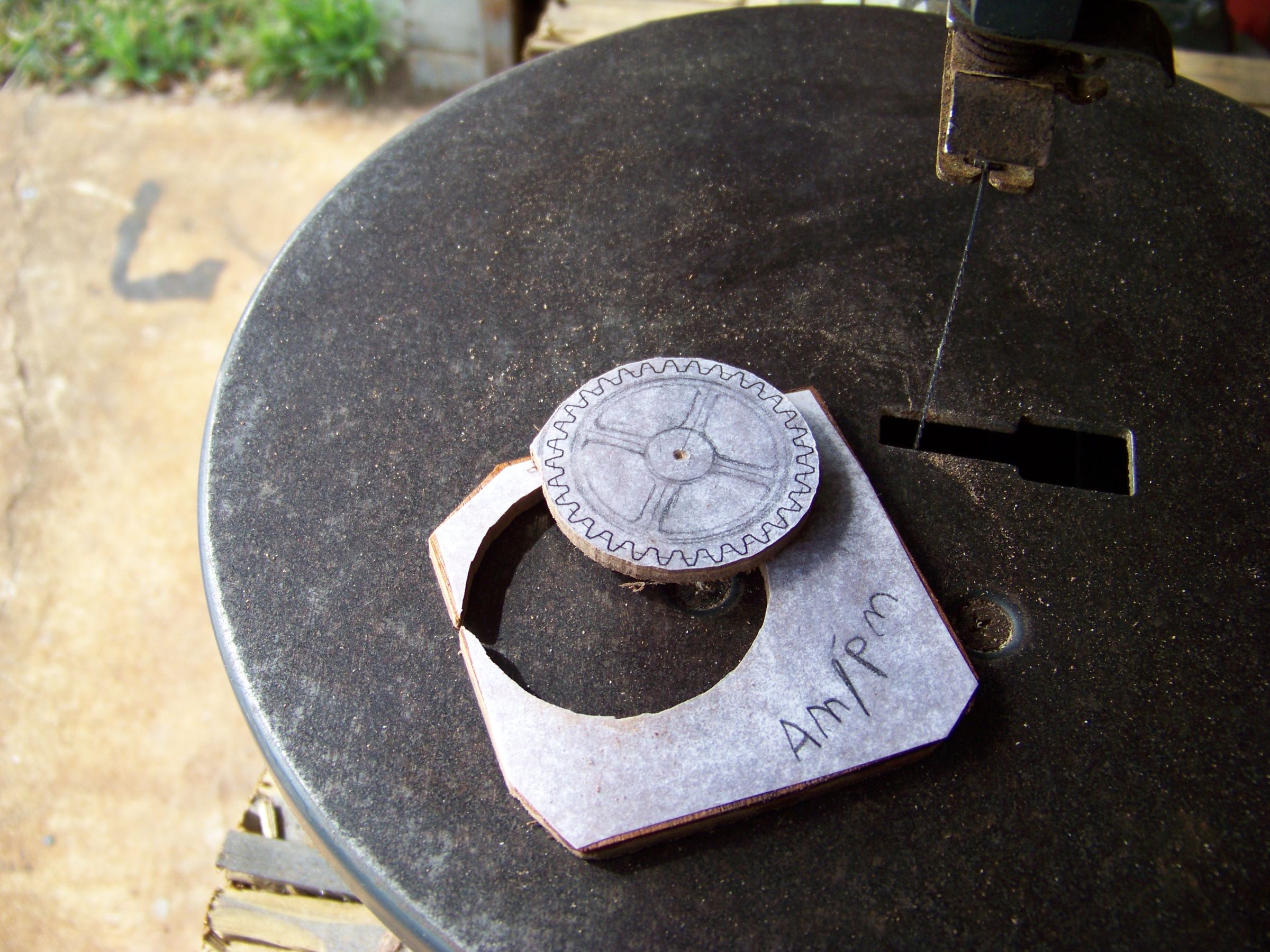 Wooden Gear Banjo Clock : 10 Steps (with Pictures) - Instructables