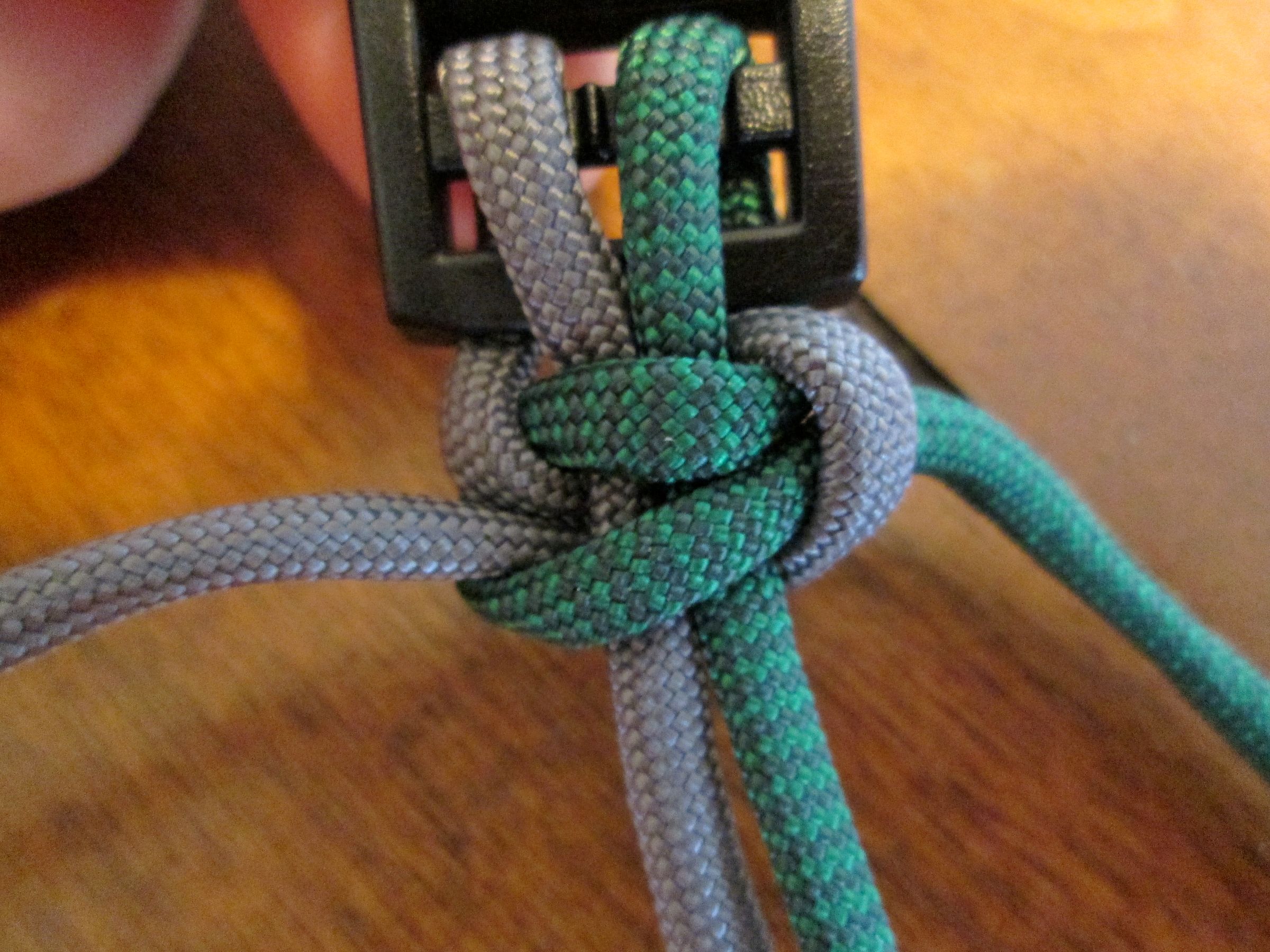 How to Make a Cobra Stitch Paracord With 2 Colors : 3 Steps - Instructables