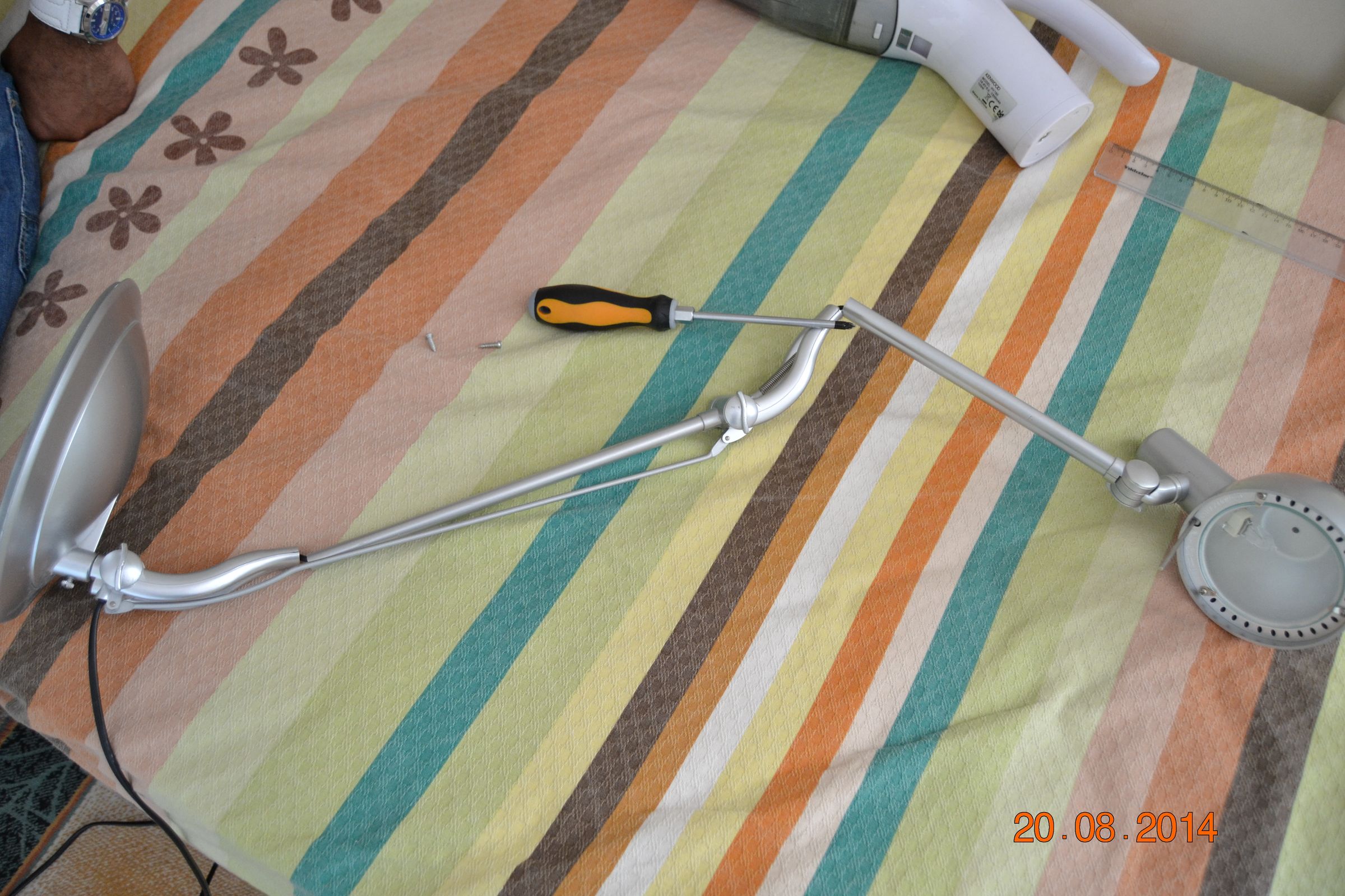 Broken Desk Lamp to Reading Lamp : 4 Steps - Instructables