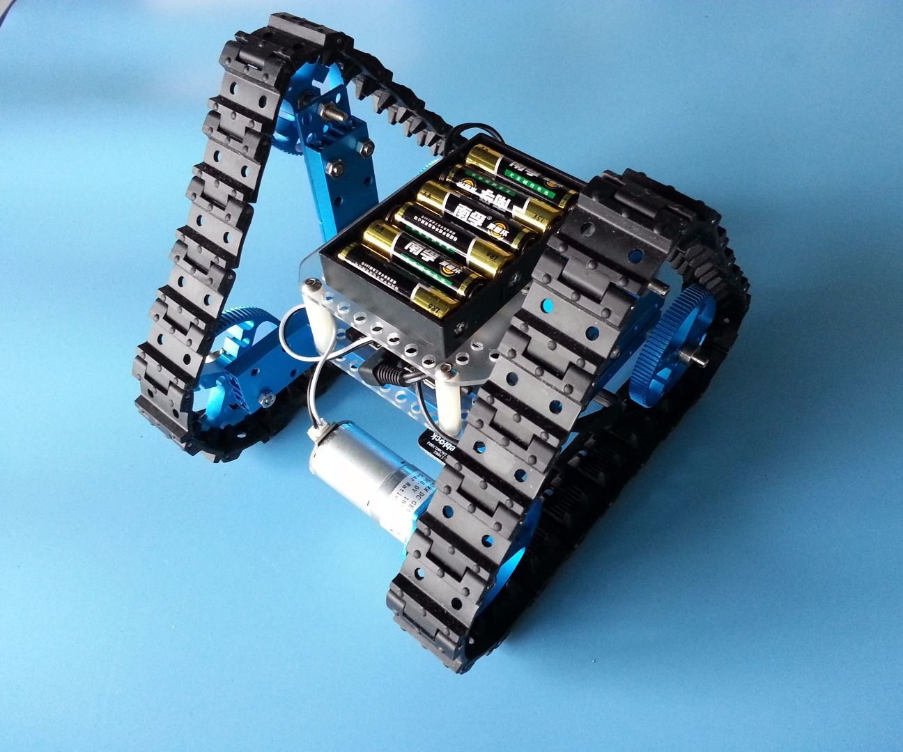 How to Build a Triangular Tank With Makeblock : 11 Steps (with Pictures ...