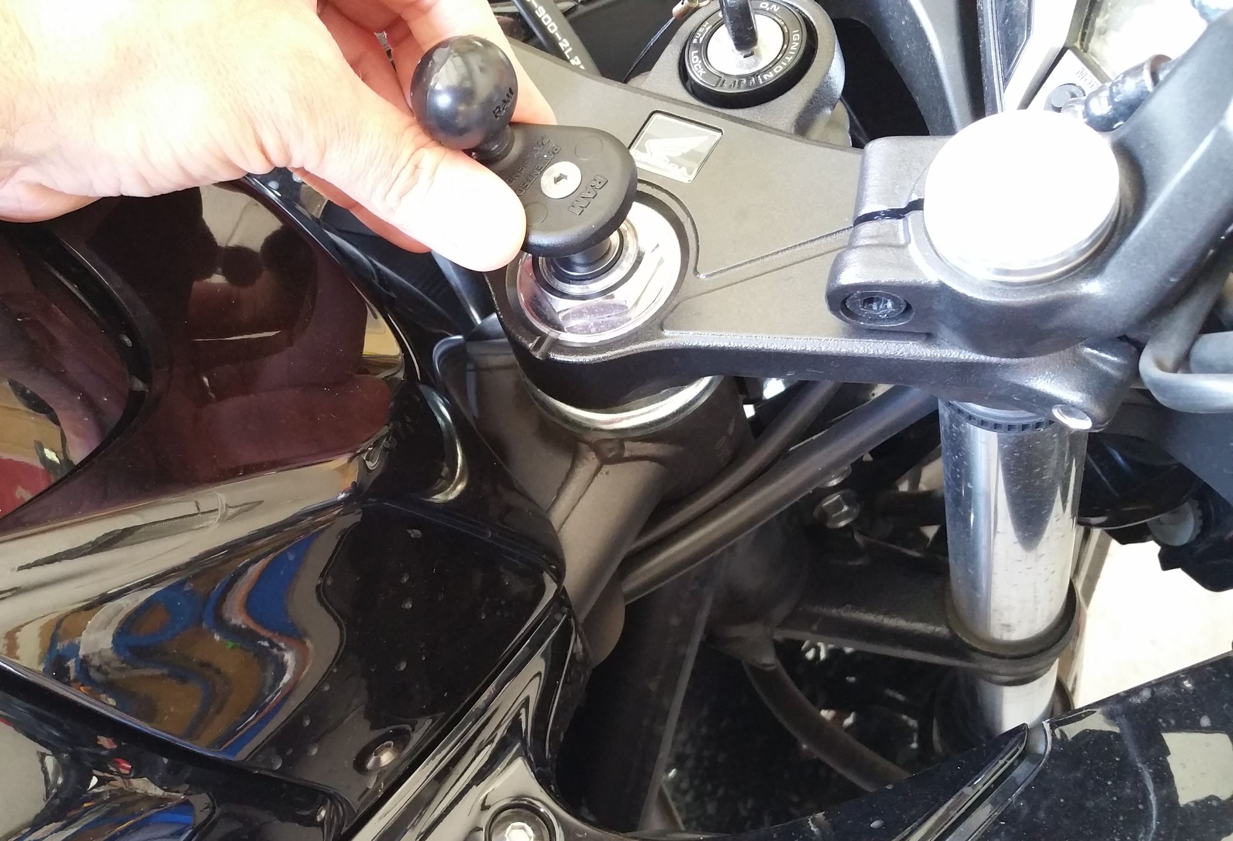 How to Install a RAM Phone Mount on a Motorcycle : 6 Steps (with ...