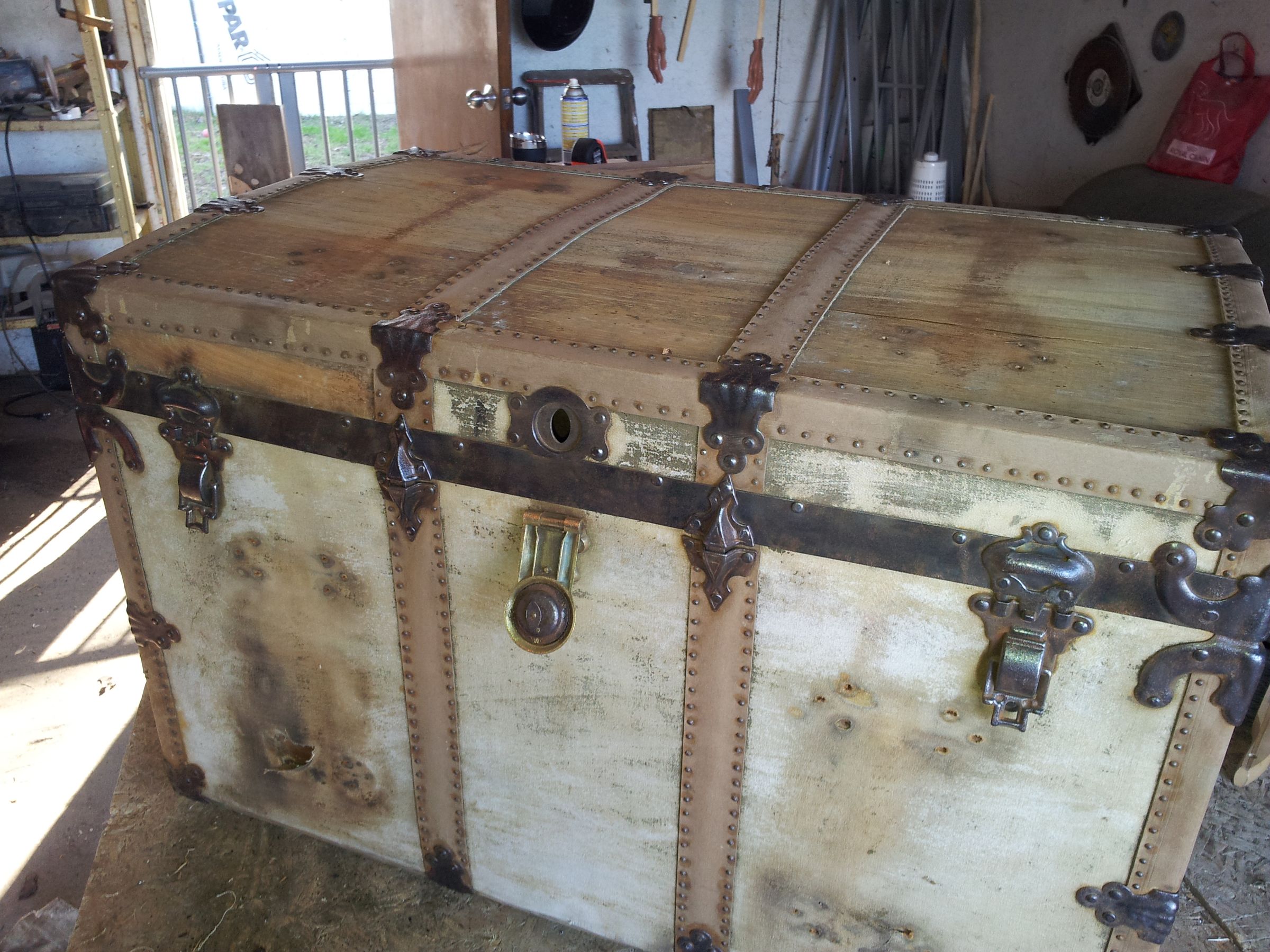 Restoring a Vintage Steamer Trunk : 8 Steps (with Pictures) - Instructables