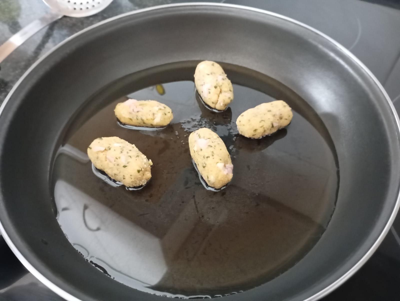 Simple Outdoor Bread Fritters: Made With Just a Few Ingredients ...