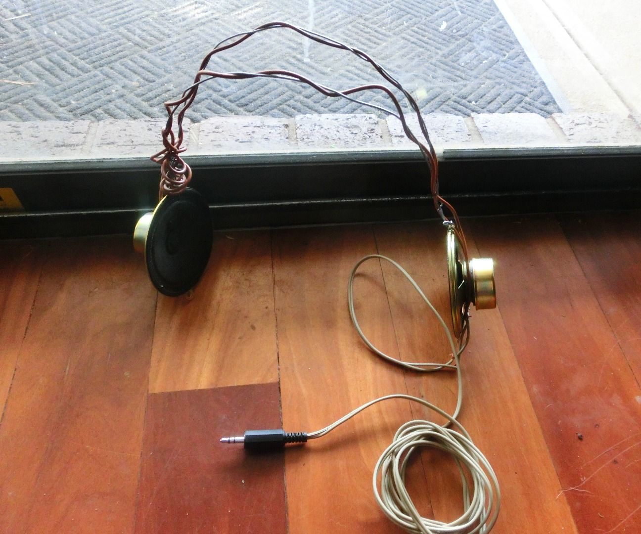 How to Make Cheap Headphones for Your Computer : 7 Steps - Instructables