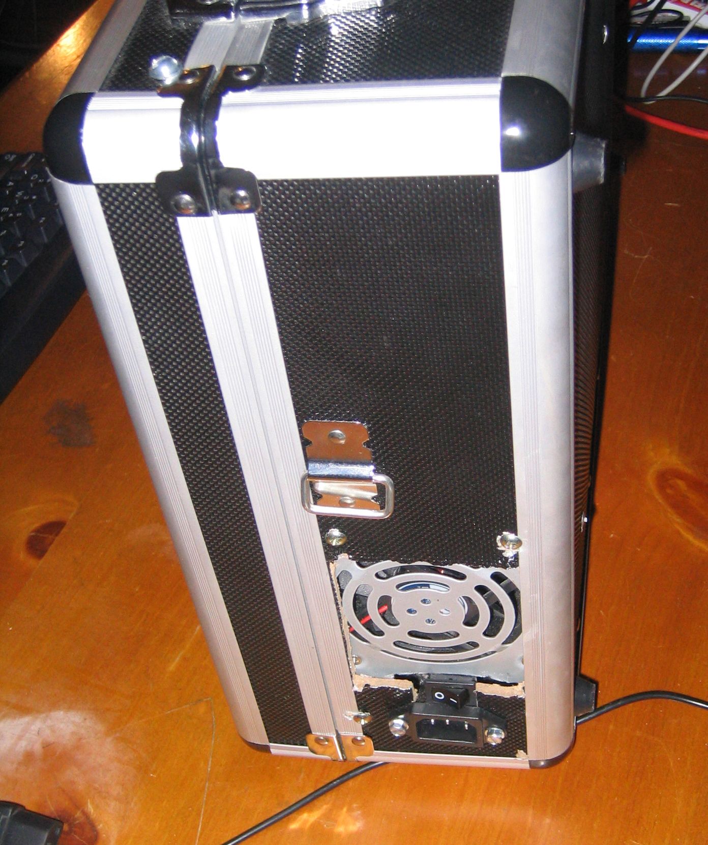 (Suit)case Mod : 4 Steps - Instructables
