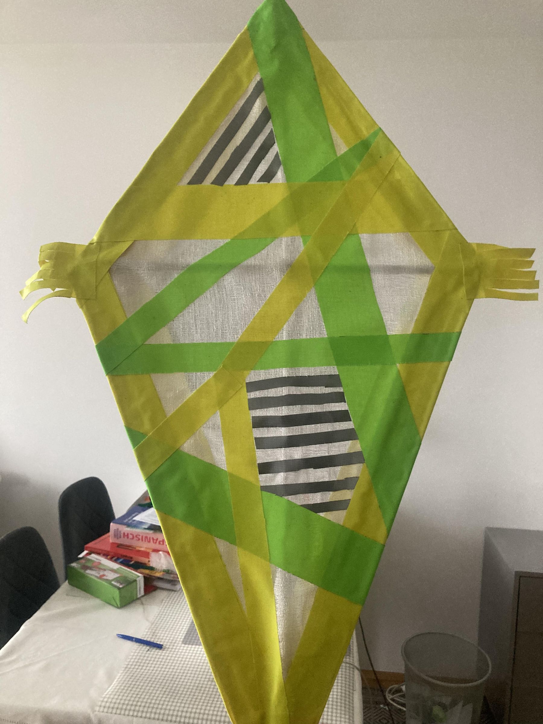 Tape-Art-Kite : 5 Steps - Instructables