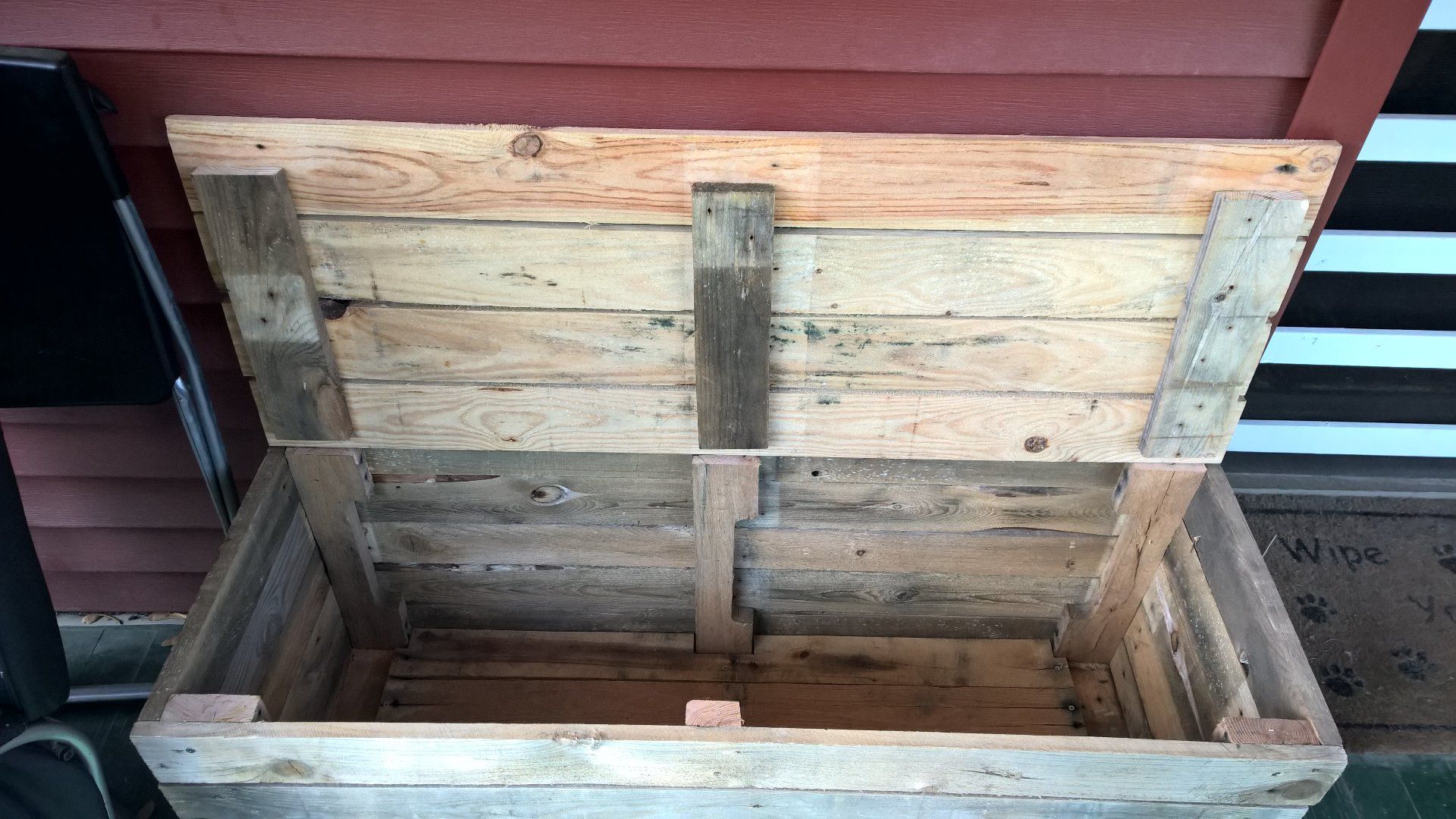 Recycled Pallet Storage Bench : 8 Steps - Instructables