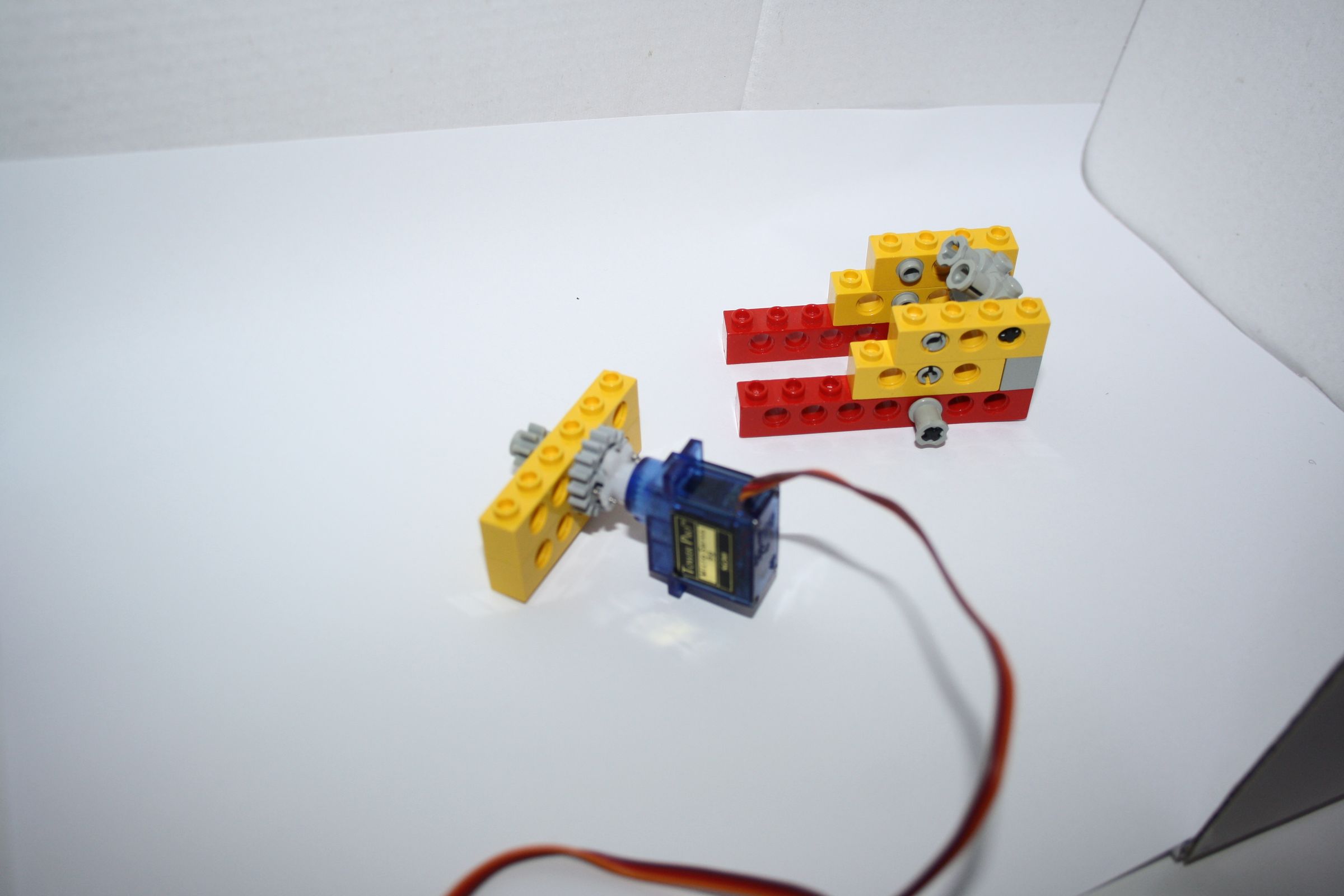 Servo SG90 With Unmodified Lego V2 : 4 Steps - Instructables