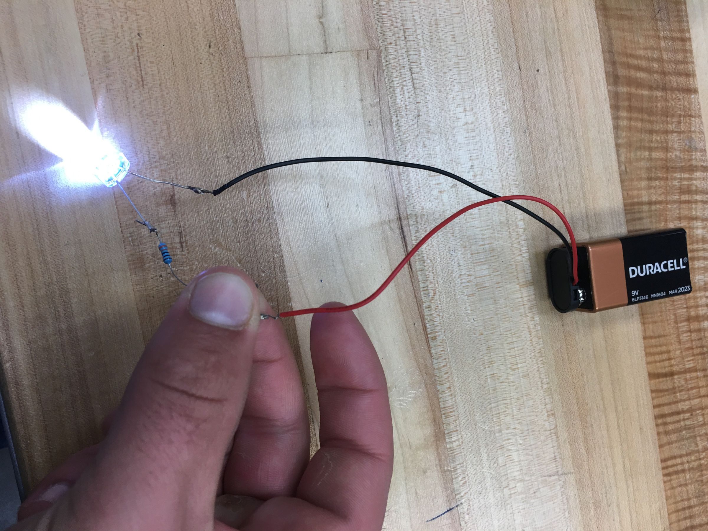 Simple LED Flashlight : 5 Steps - Instructables