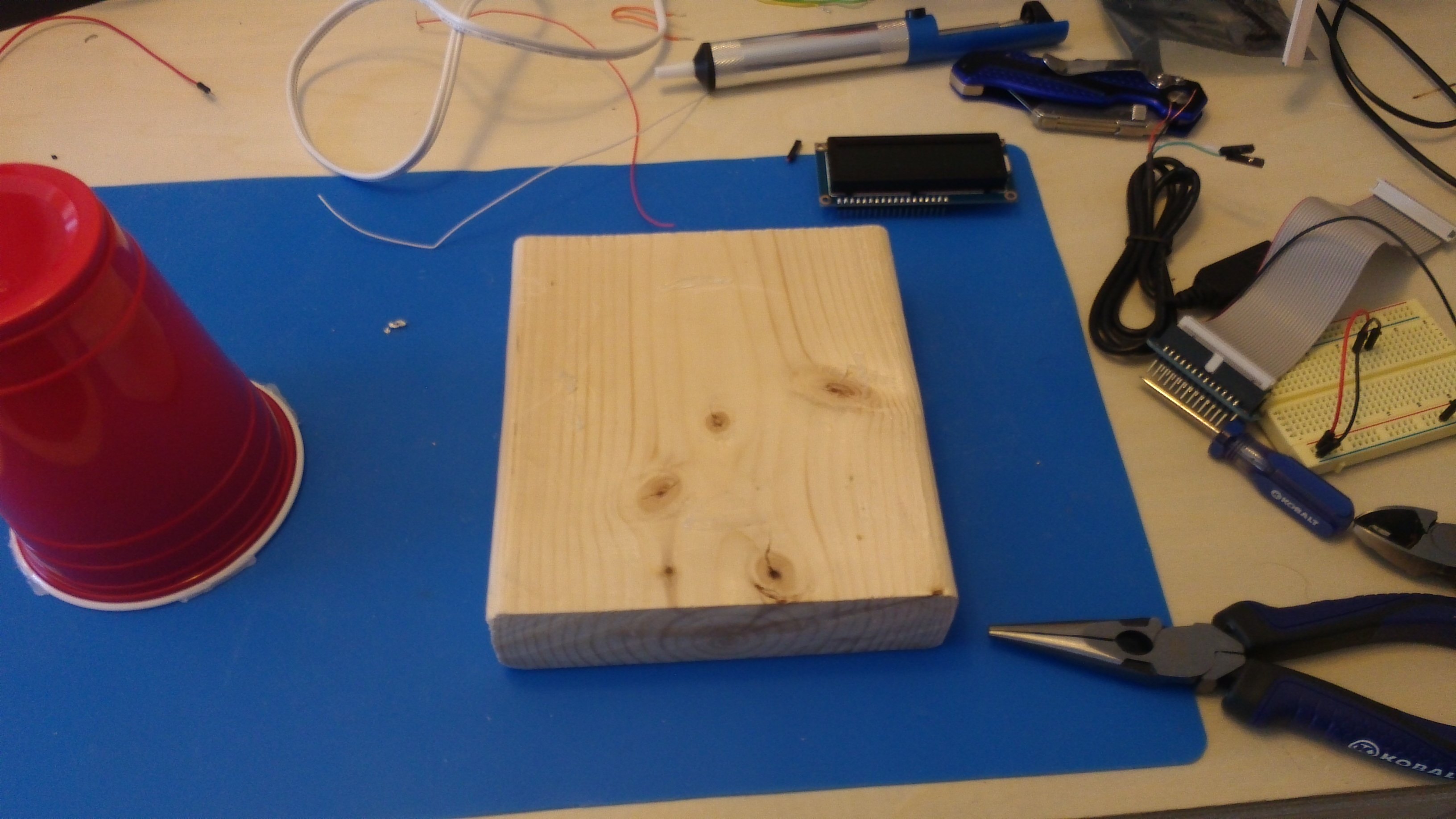 The Down Right Cheap Robot Stand! : 3 Steps - Instructables