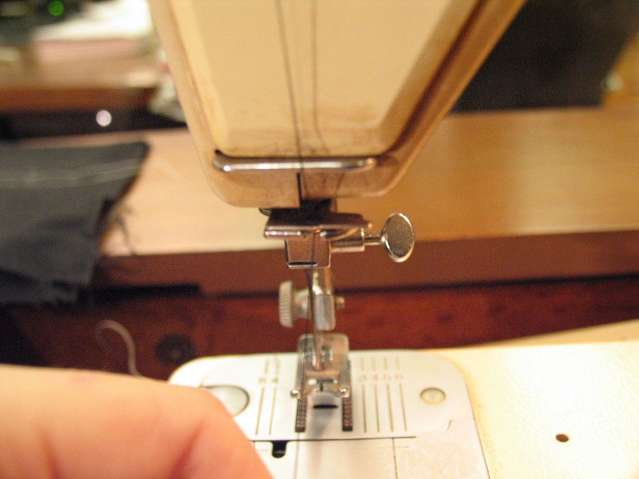 Threading the ITP Singer 534 Stylist : 4 Steps - Instructables