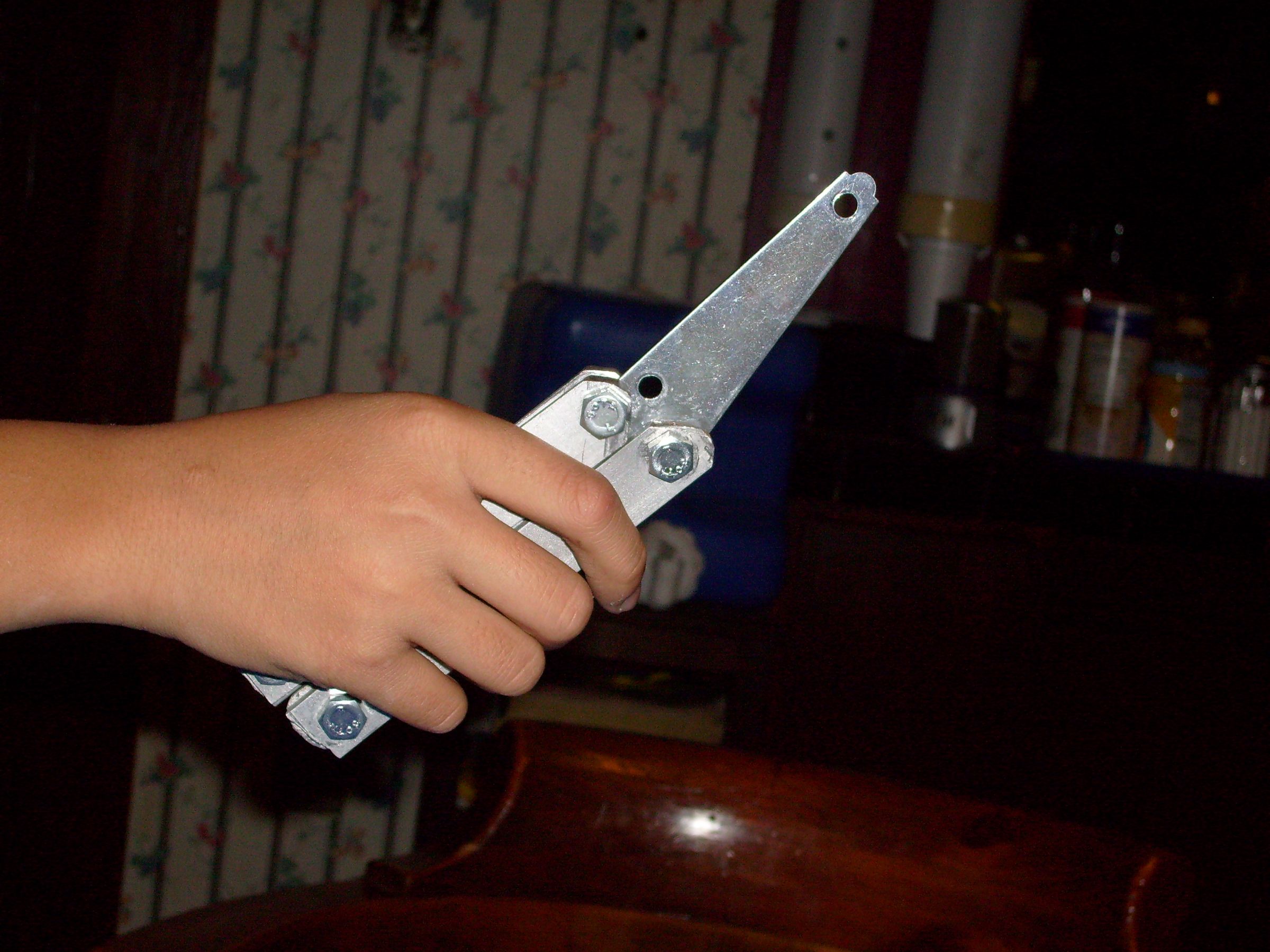 Balisong:Basic Open : 7 Steps - Instructables