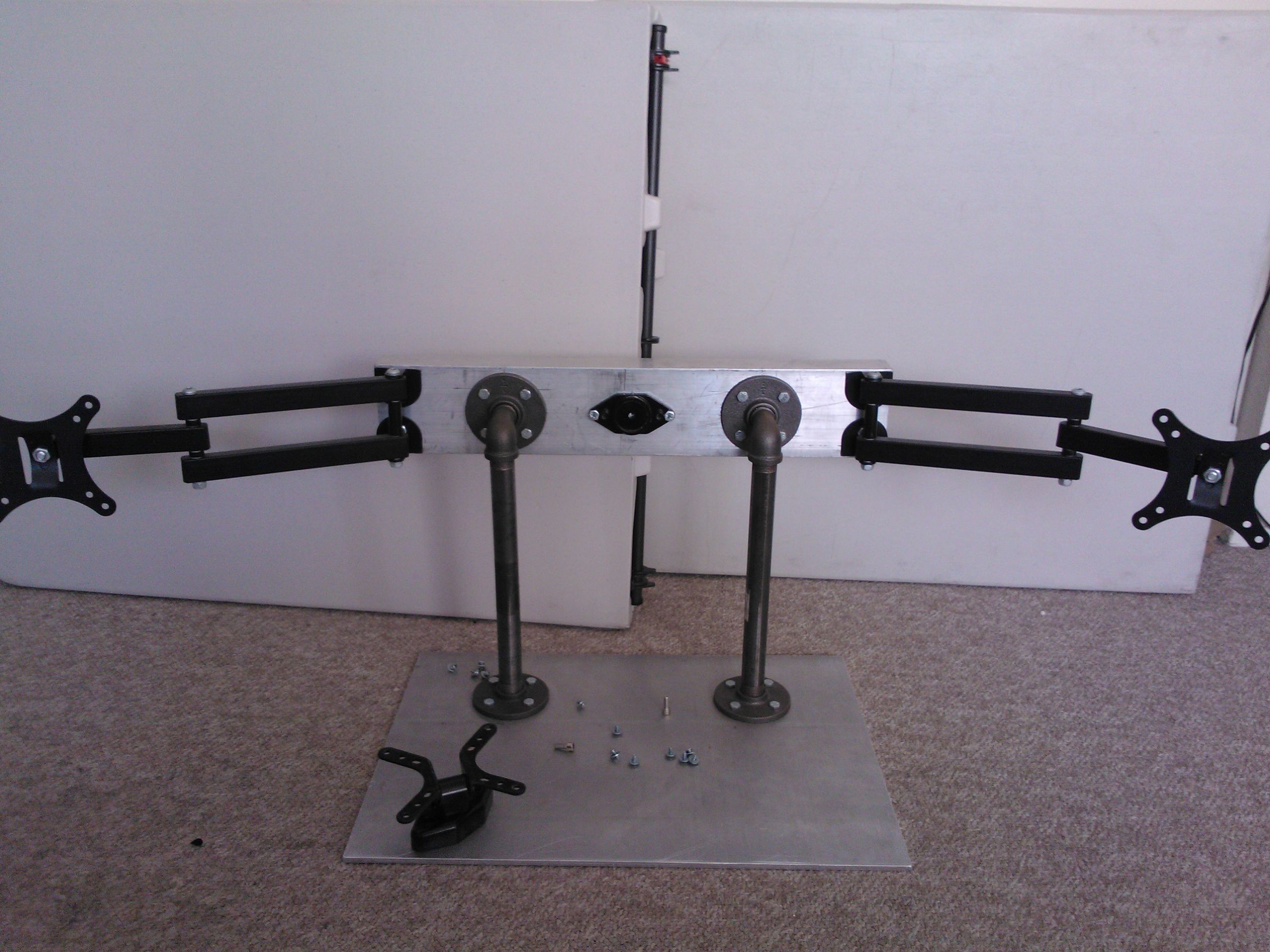 Triple Monitor Mount : 4 Steps (with Pictures) - Instructables