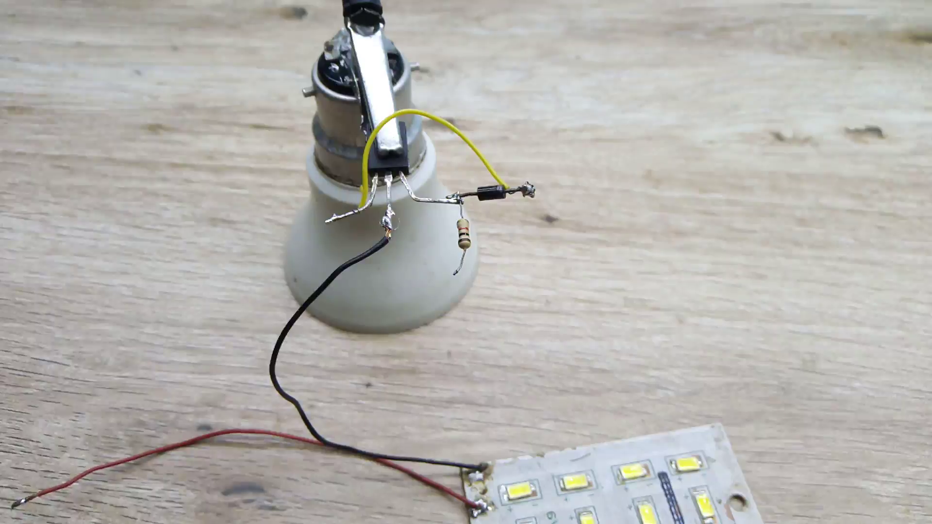 HOW TO MAKE a AUTOMATIC EMERGENCY LIGHT CIRCUIT USING D882 TRANSISTOR ...