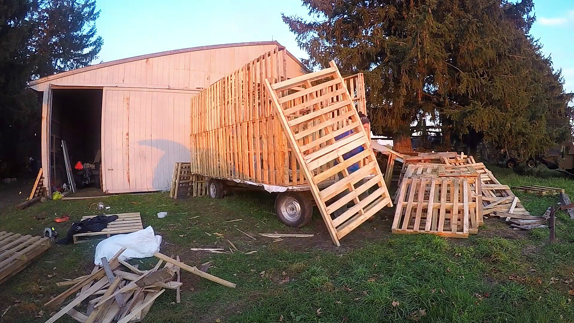 How to Build an Off-Grid Tiny House on a Wagon Using Free Pallets : 8 ...