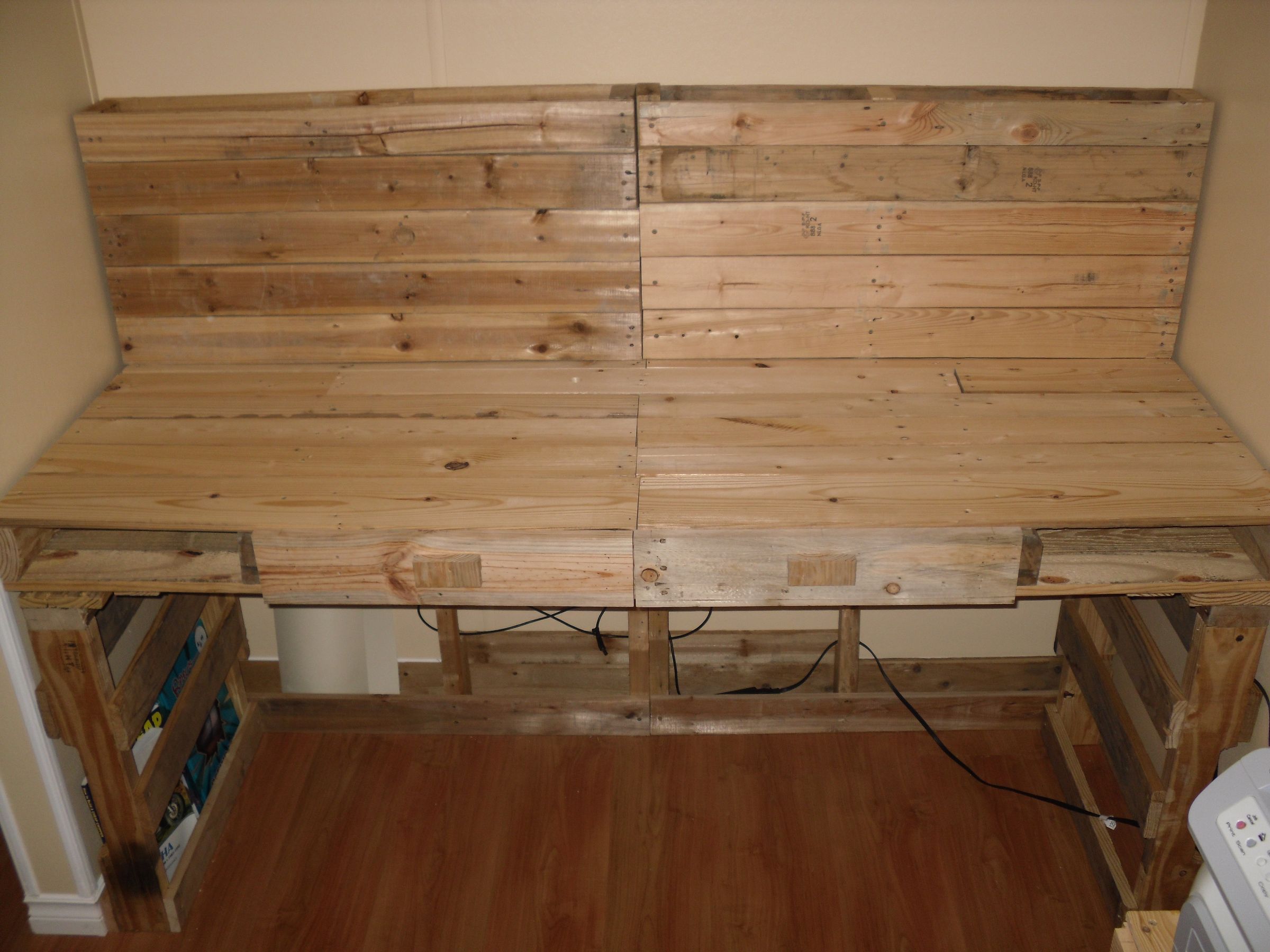 Pallet Computer Desk (with Pictures) - Instructables