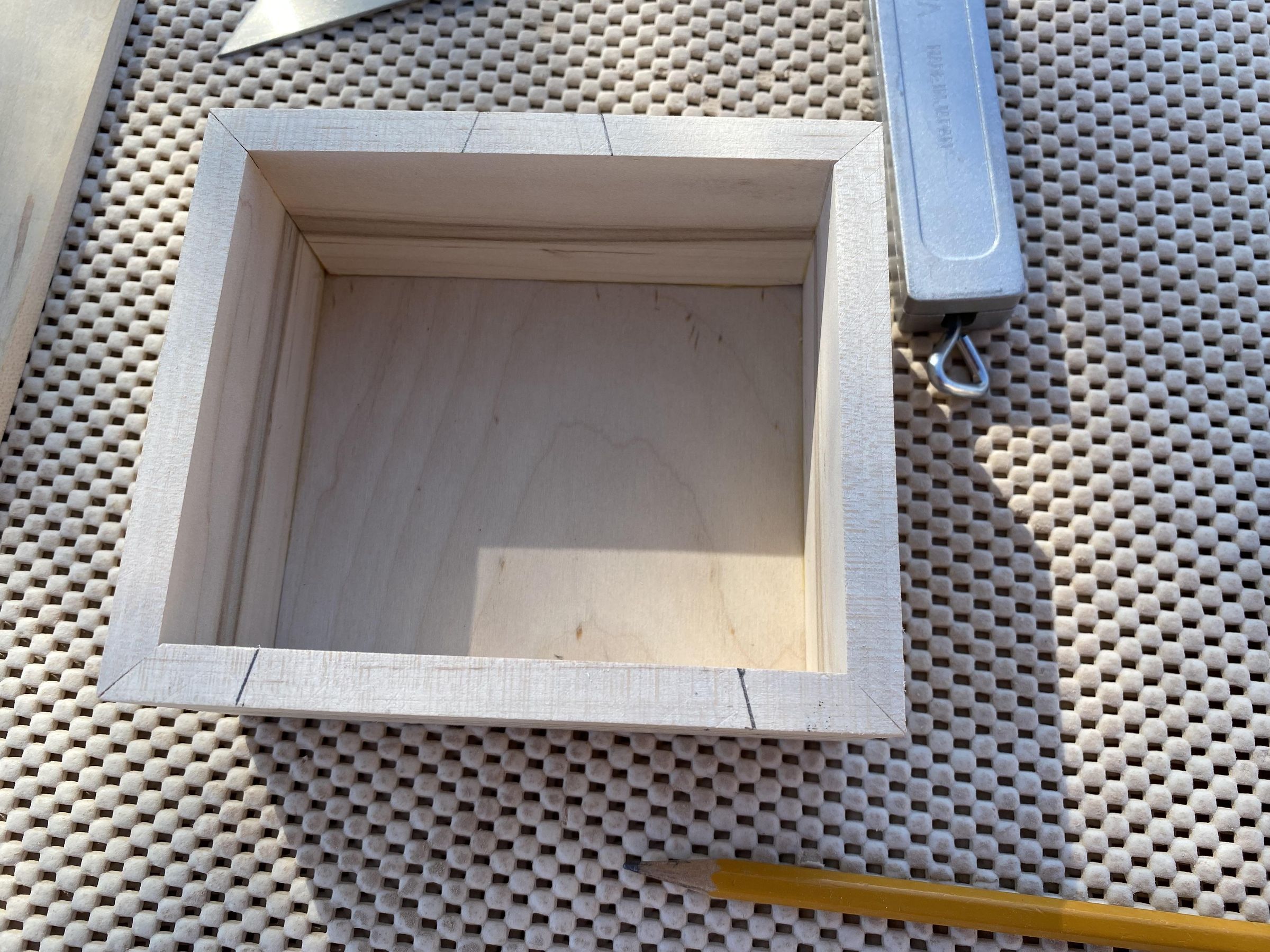 A Novel Way to Set a Box Lid : 7 Steps (with Pictures) - Instructables