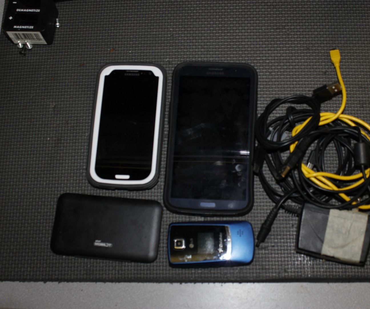 Charging Station - 4 Items at Once : 6 Steps - Instructables