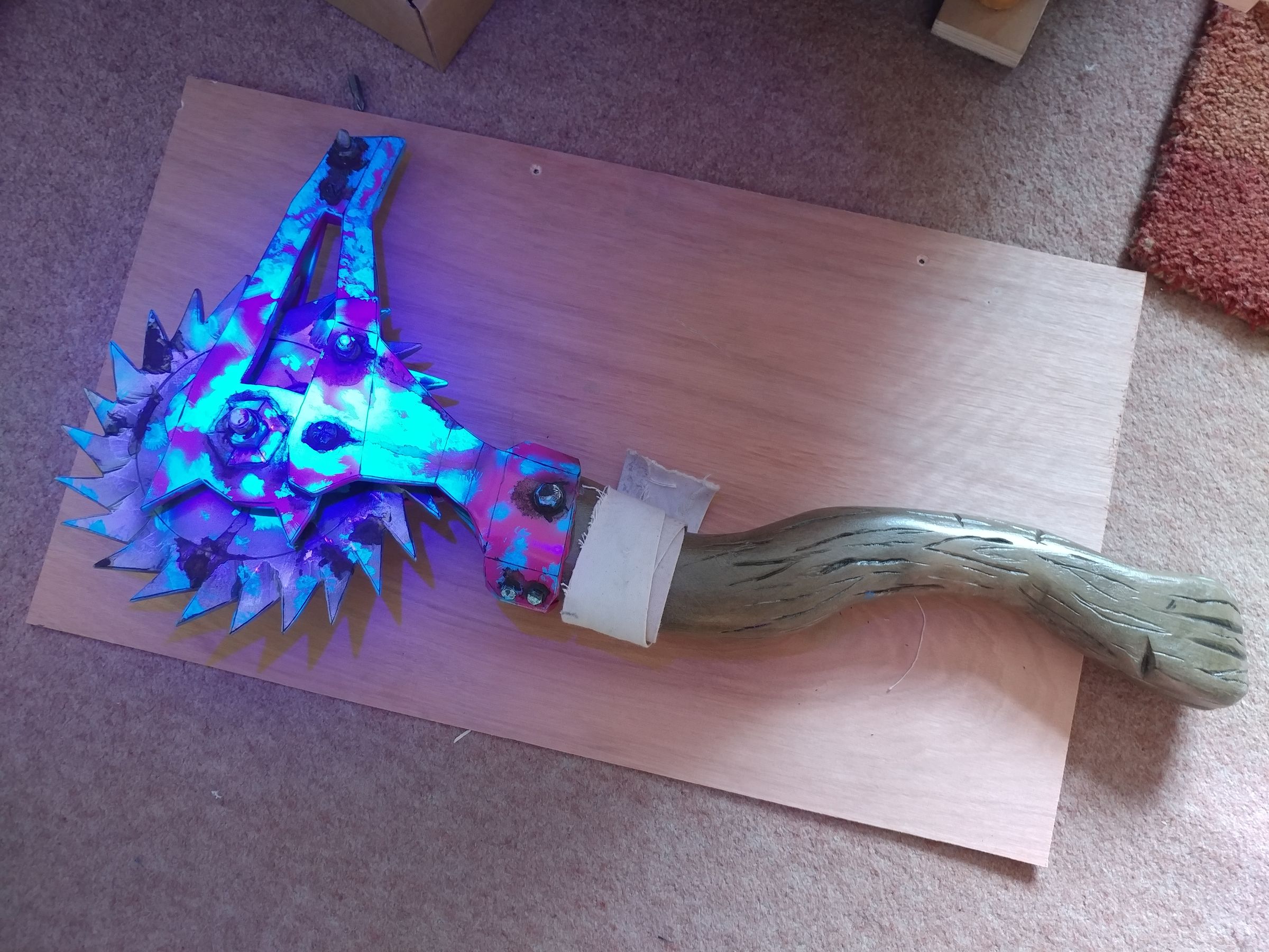 Krieg's Buzz Axe (Borderlands 2) : 8 Steps - Instructables