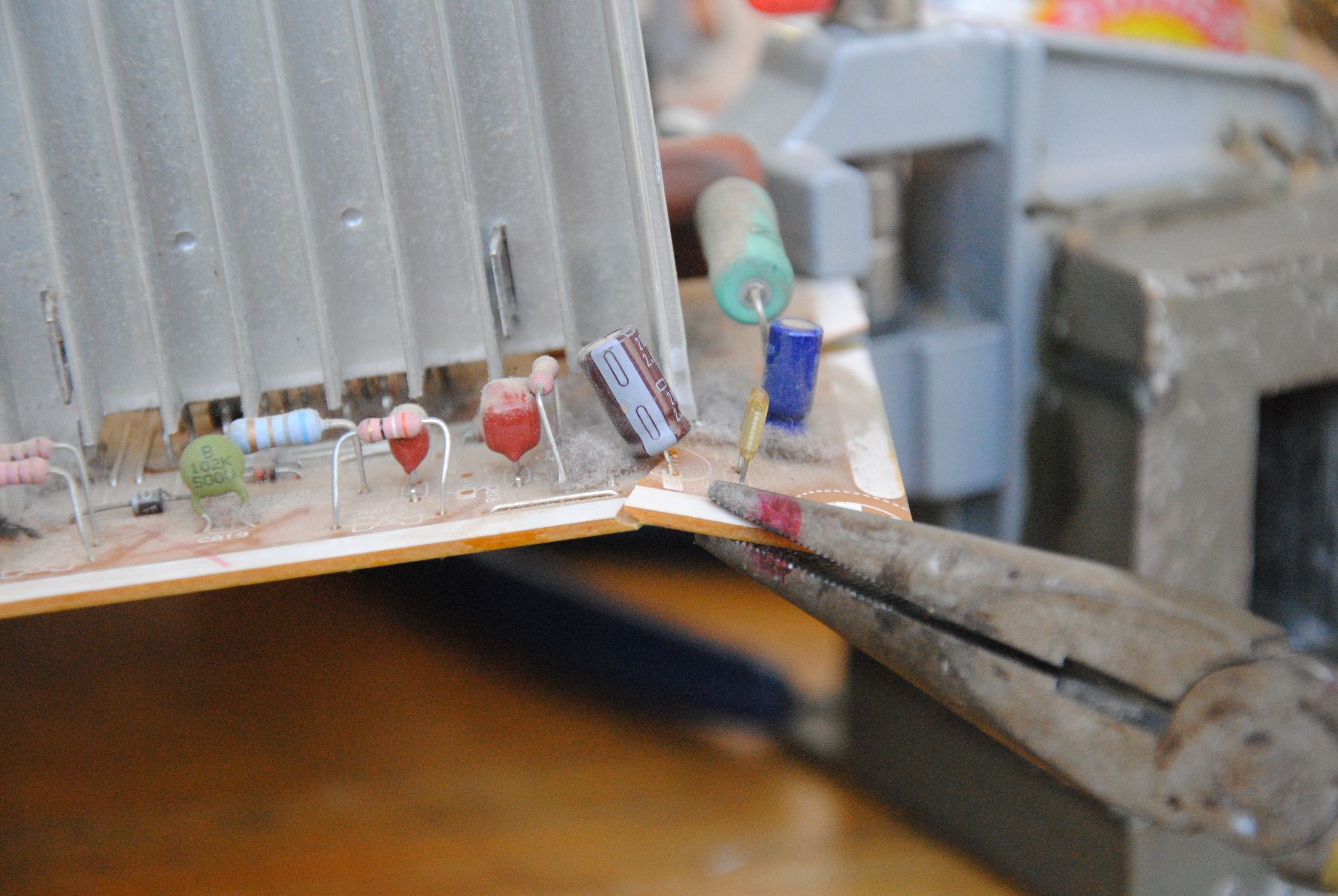 How to Desolder Electronic Components From Circuit Boards - 7 Tips ...