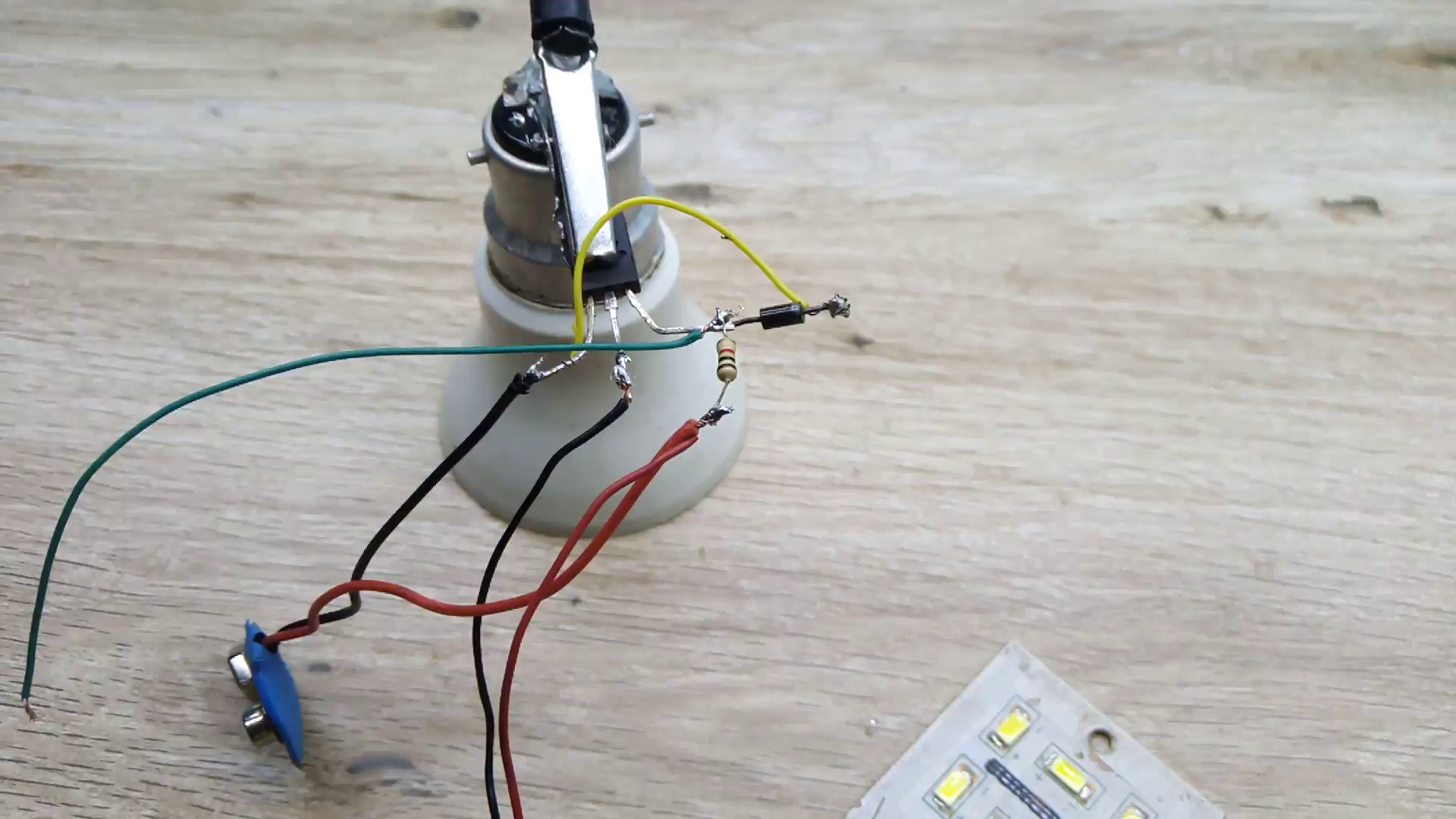 HOW TO MAKE a AUTOMATIC EMERGENCY LIGHT CIRCUIT USING D882 TRANSISTOR ...