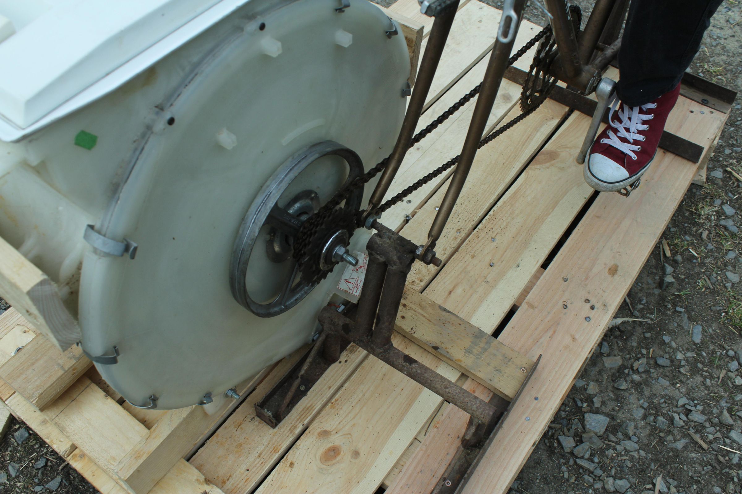 Make a Spin Dryer From a Discarded Washing Machine Drum, an Abandoned ...
