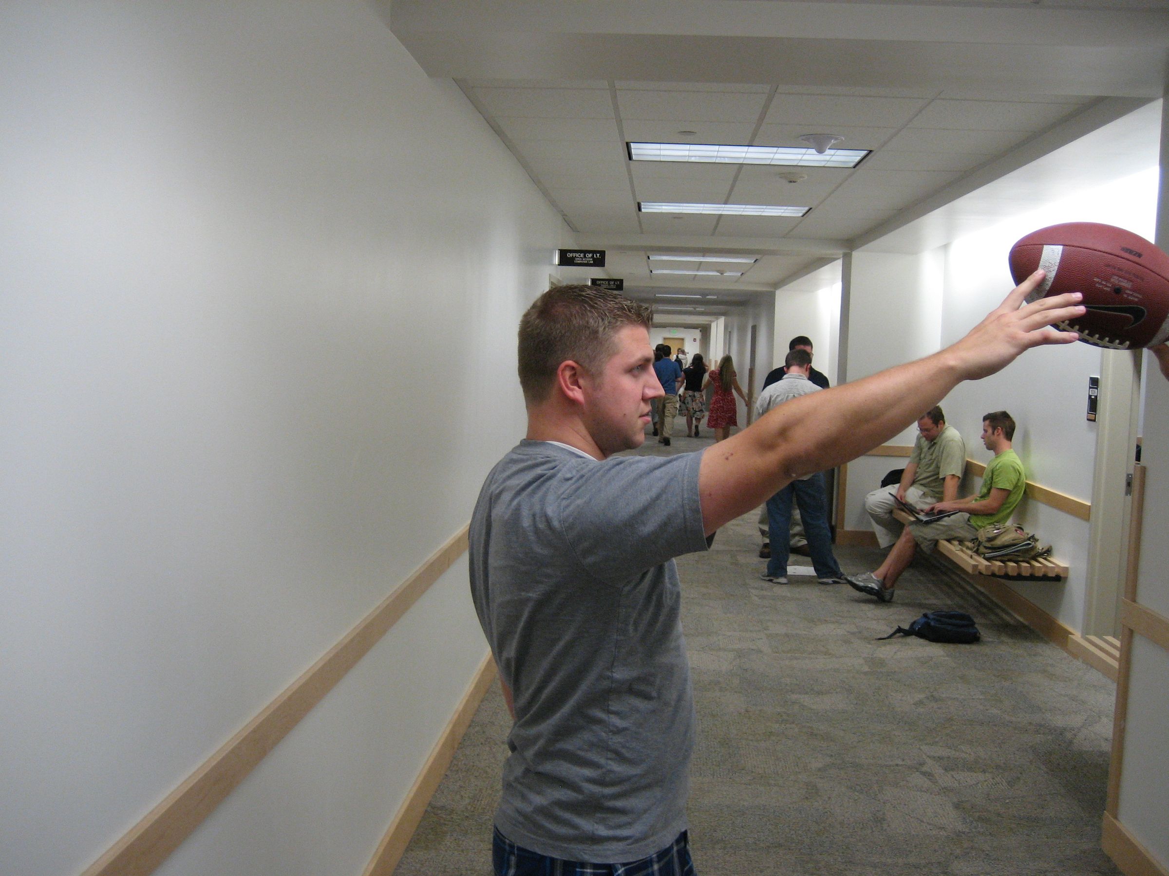 How to Throw a Football : 6 Steps (with Pictures) - Instructables