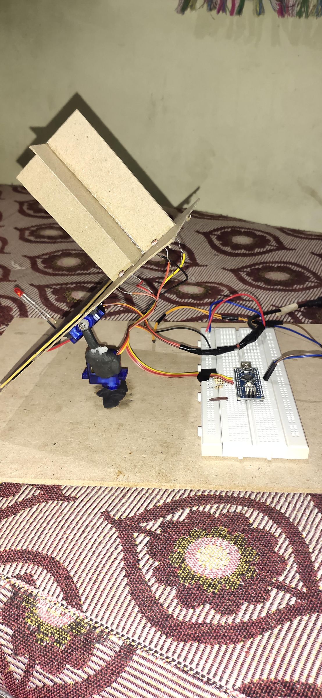 DIY Miniature Solar Tracker : 5 Steps (with Pictures) - Instructables