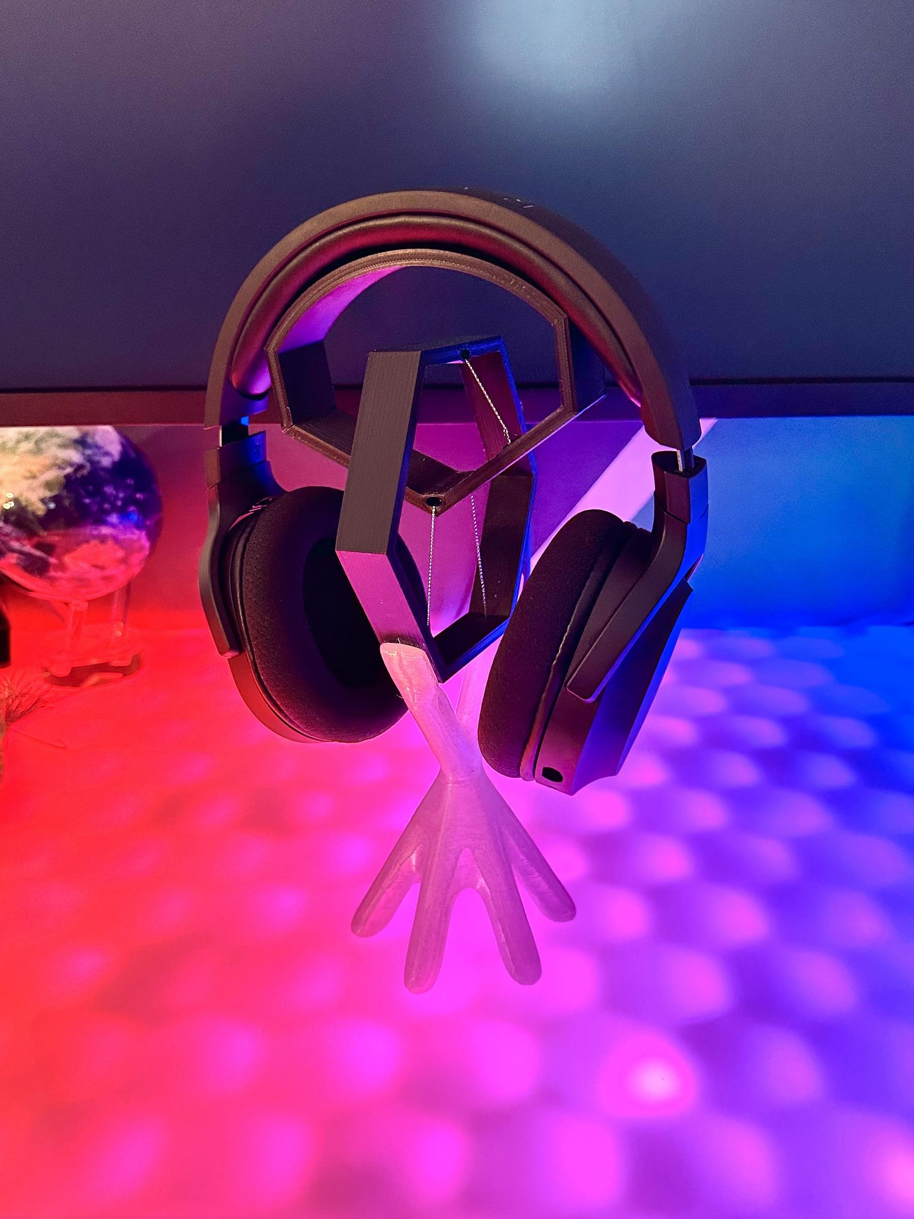Floating Futuristic Headphone Stand Made With AI : 3 Steps - Instructables