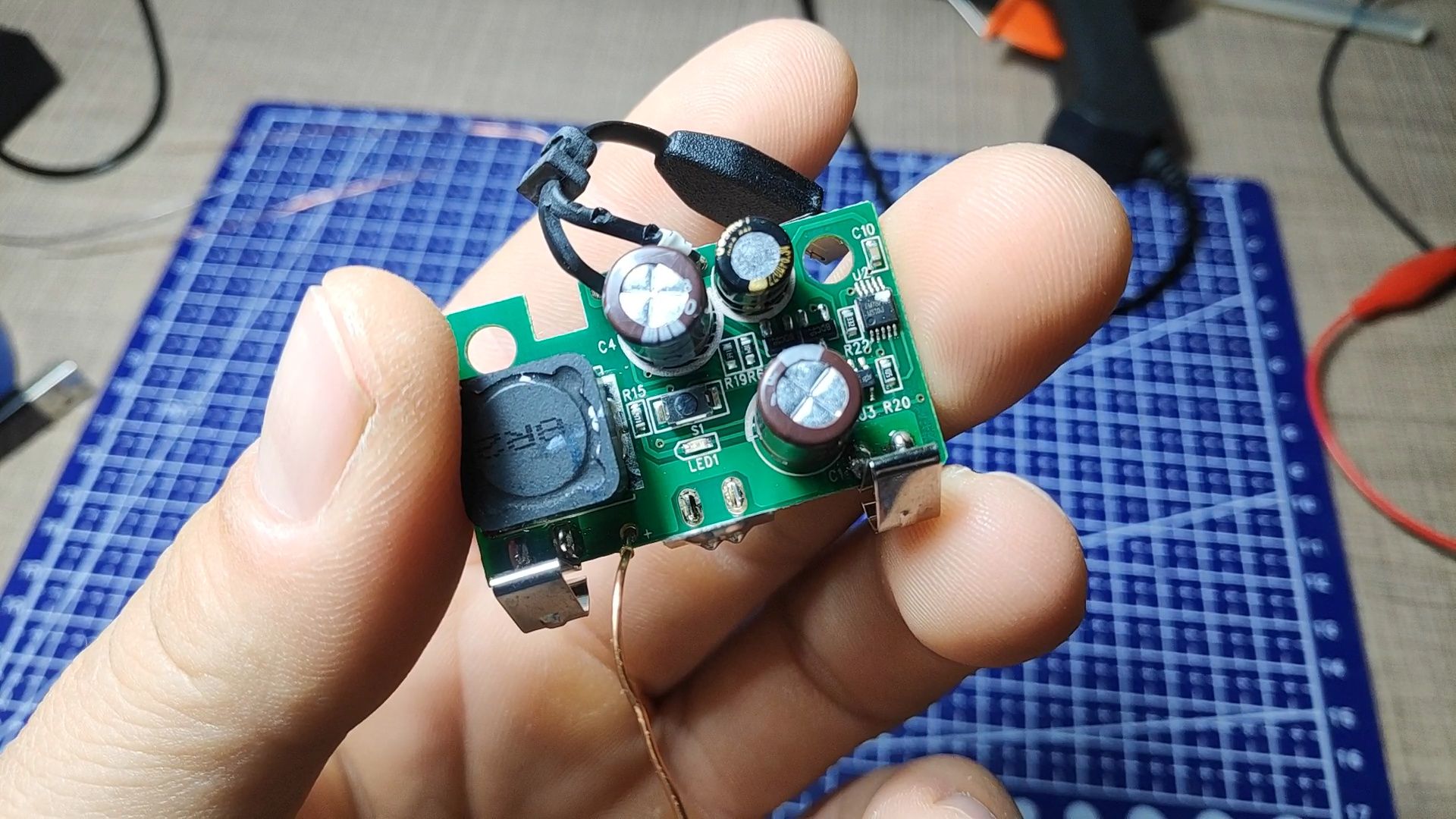 DIY Mobile Phone Battery Power Bank : 5 Steps - Instructables