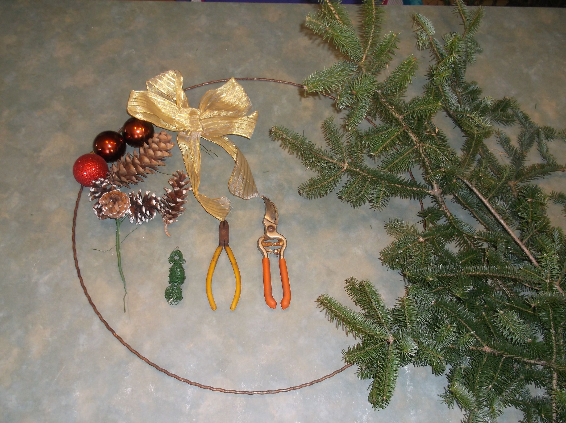 How to Make a Christmas Wreath : 10 Steps - Instructables