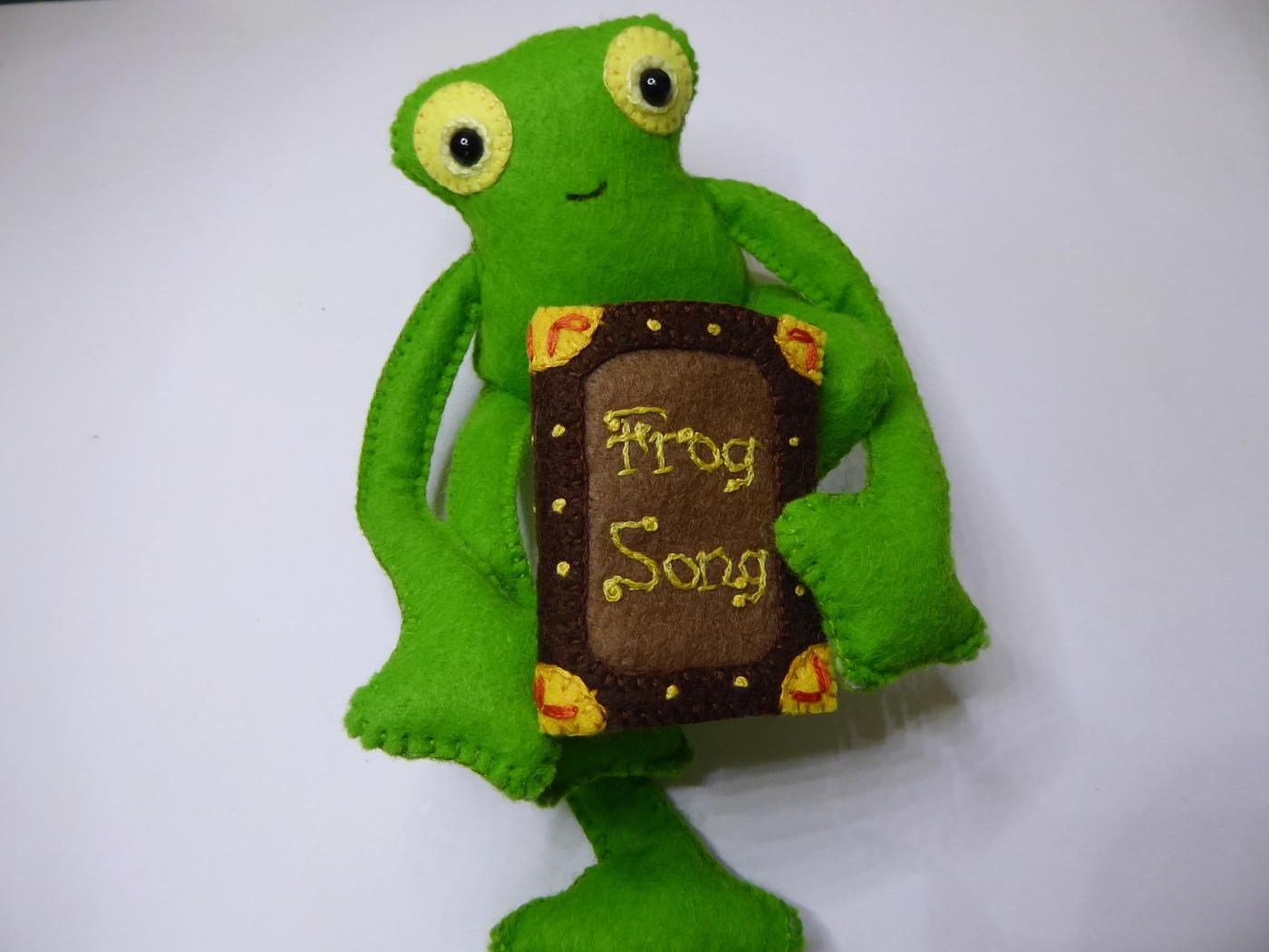 Frog’s Book Nook – an Embroidered Felt Art Diorama : 12 Steps (with ...