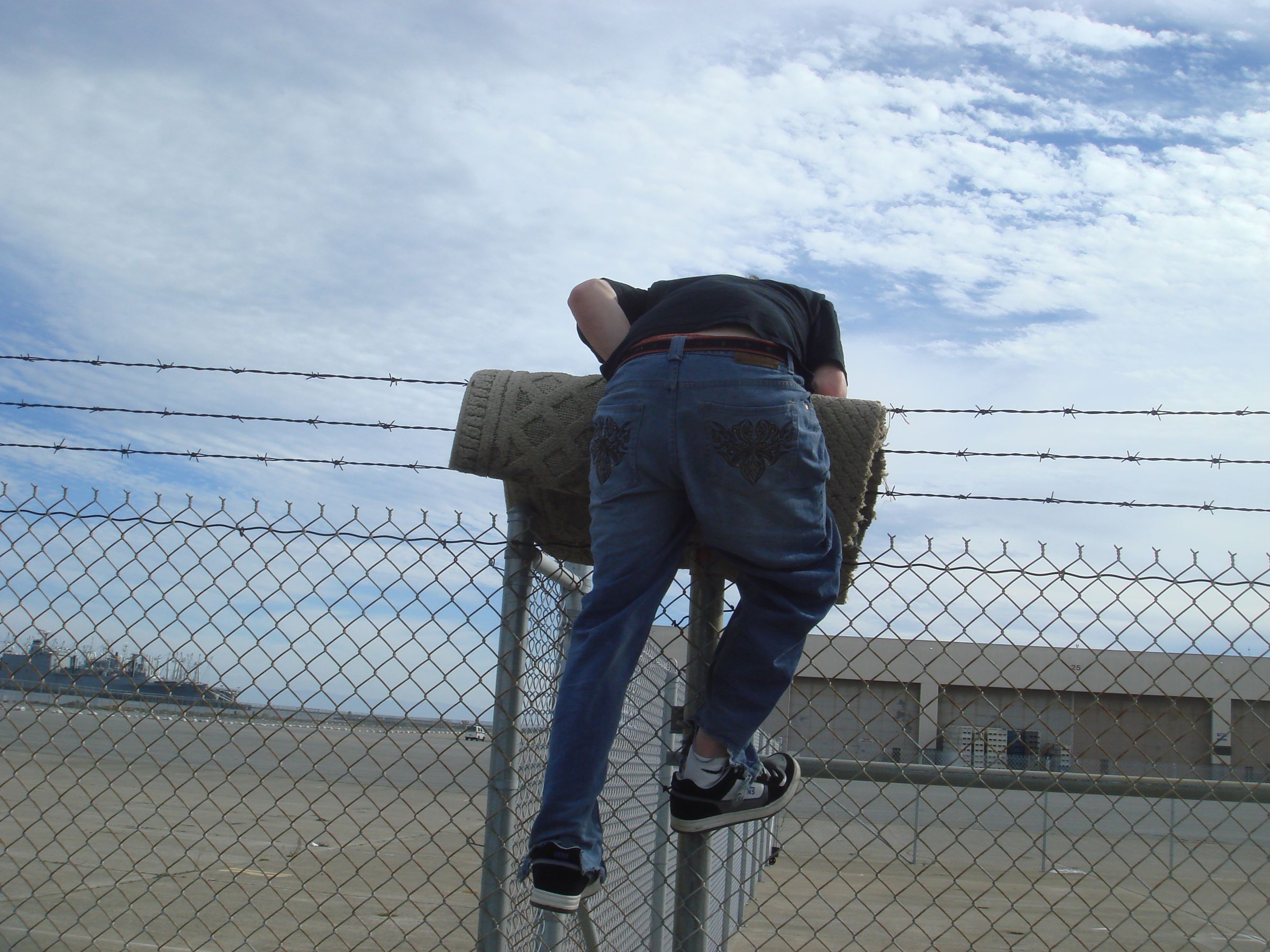 Get Over a Barbed Wire Fence : 4 Steps (with Pictures) - Instructables