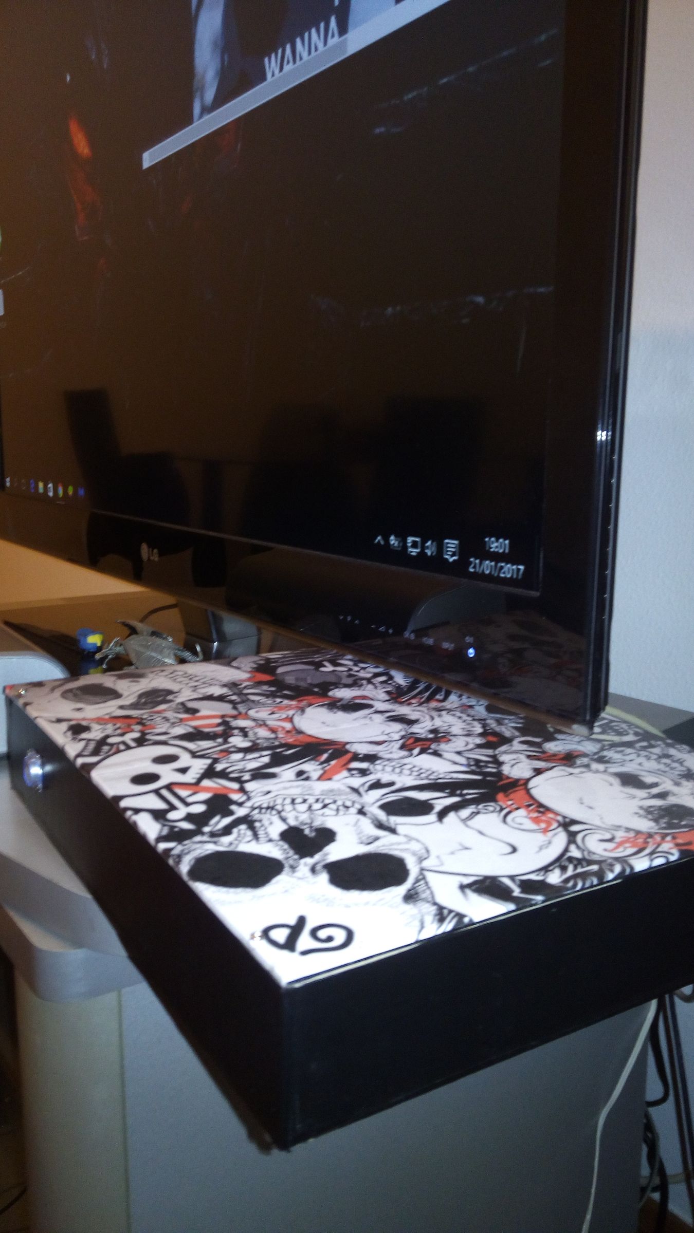 Repurpose a Faulty Laptop to Desktop : 7 Steps - Instructables
