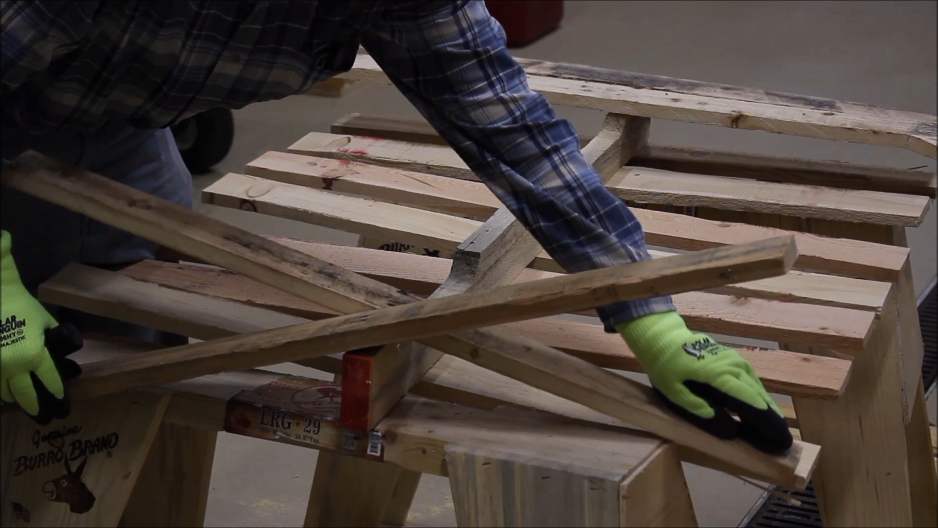 How to Efficiently Disassemble a Pallet in Three Easy Steps : 4 Steps ...