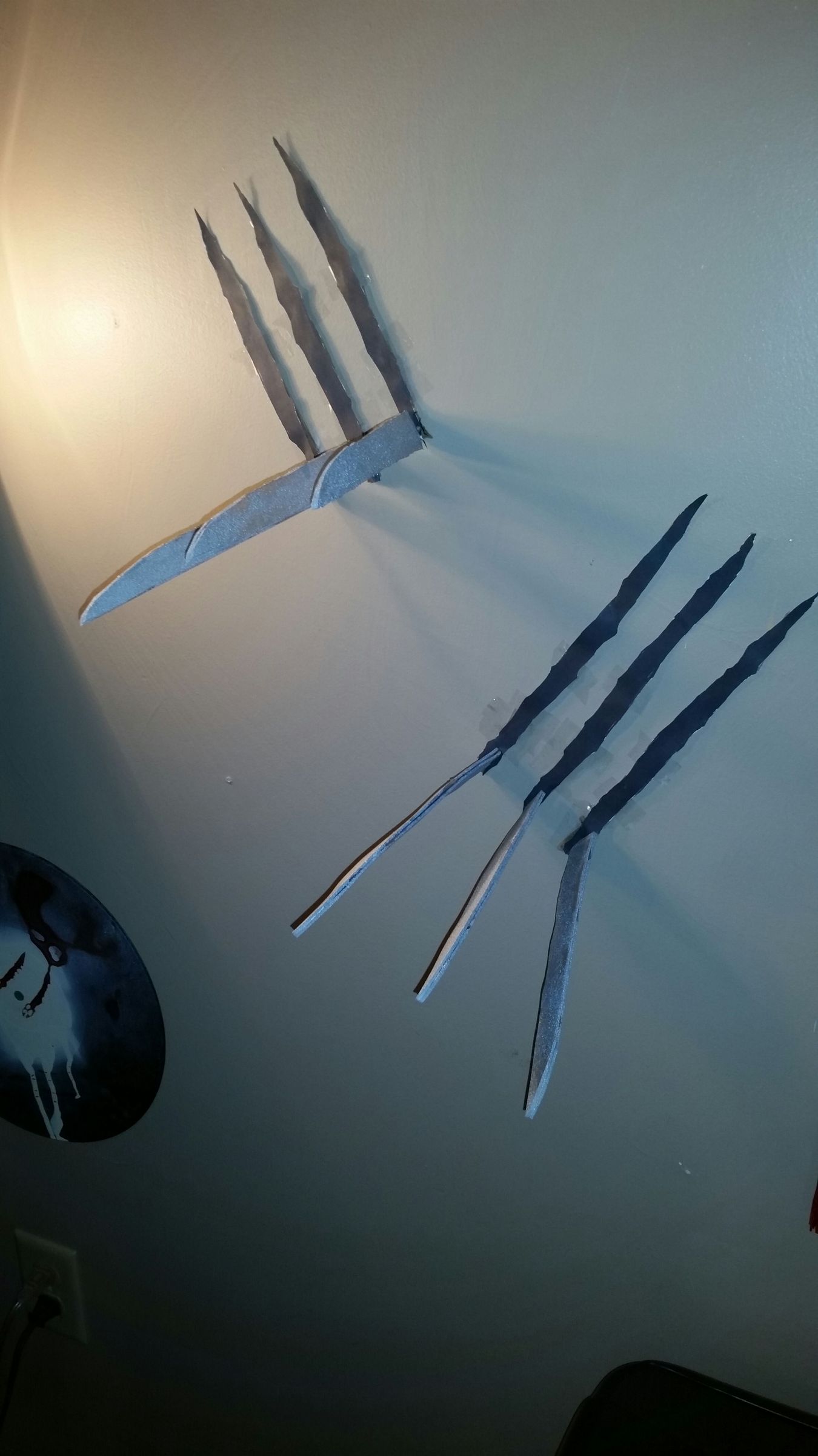 Wolverine Claws Through the Wall : 4 Steps (with Pictures) - Instructables