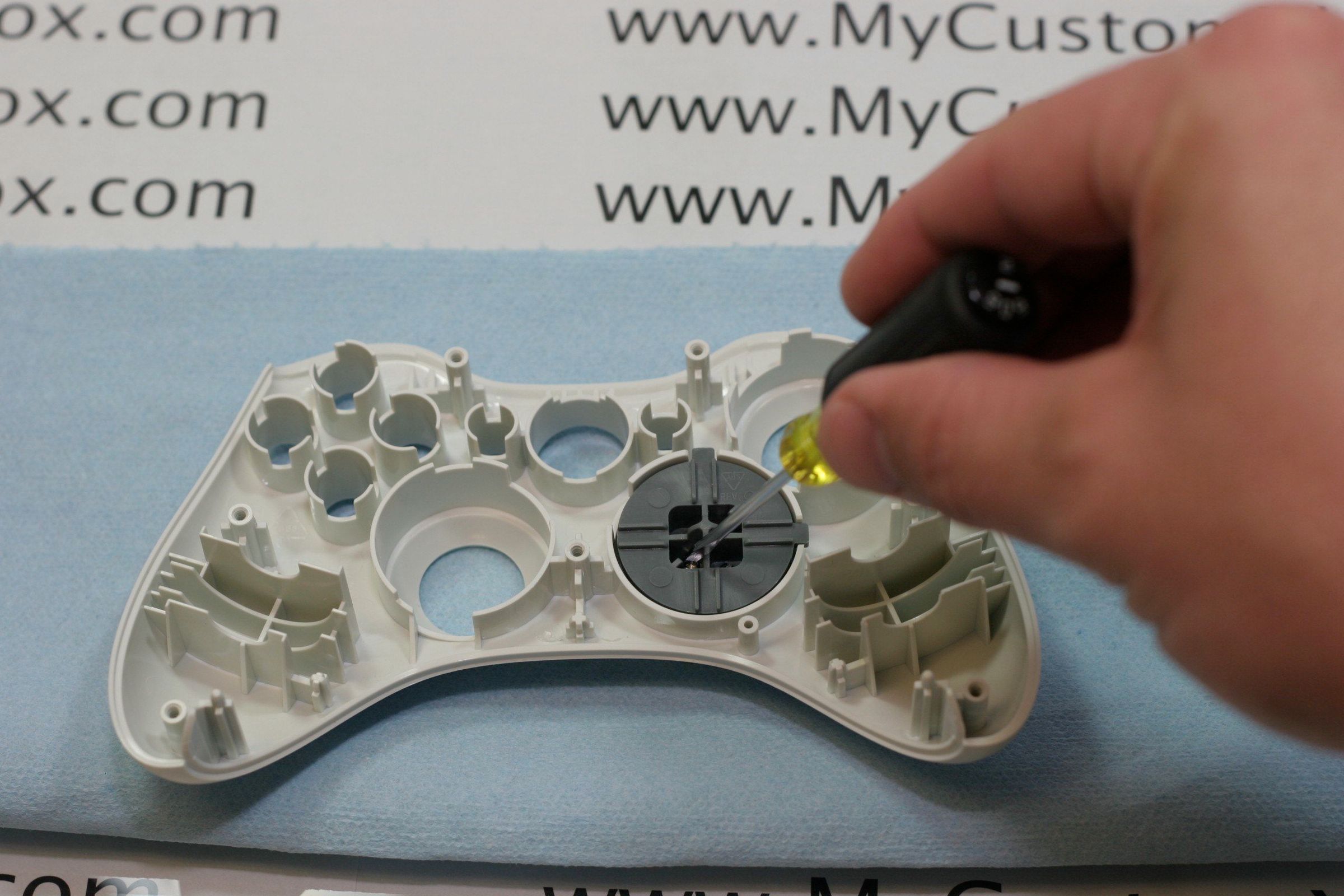 How to Disassemble an Xbox 360 Wireless Controller : 18 Steps ...