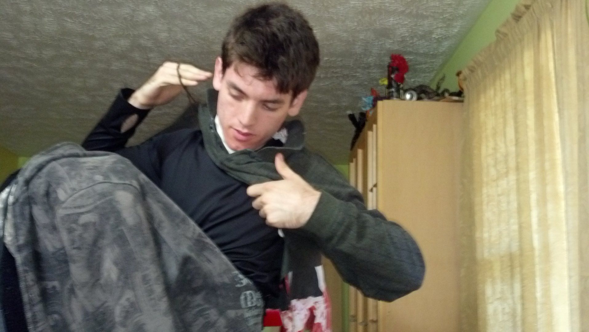 Zombie Carryng a Half Zombie! : 5 Steps - Instructables