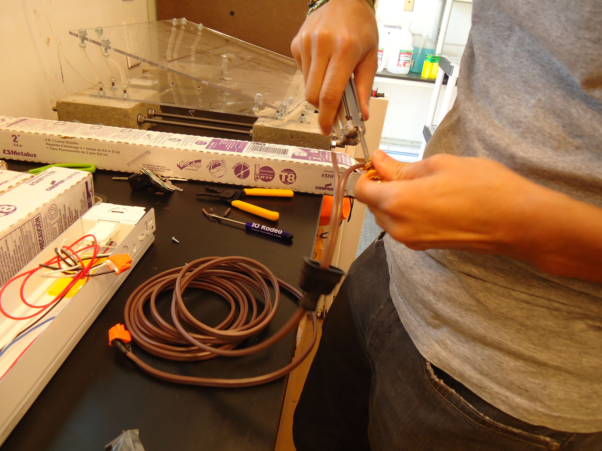 Biomonstaaar's Fluorescent Lights : 10 Steps - Instructables