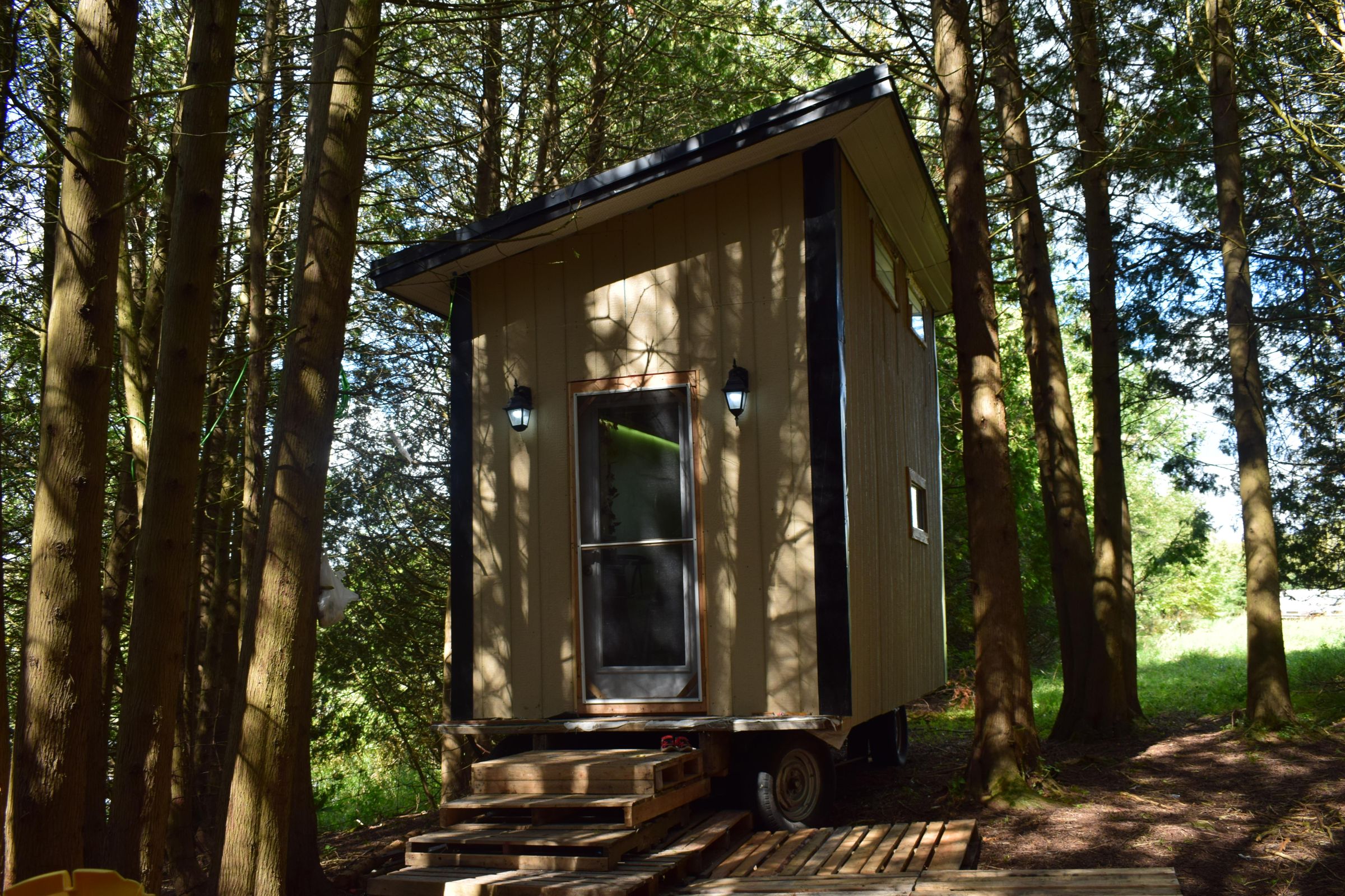 How to Build an Off-Grid Tiny House on a Wagon Using Free Pallets : 8 ...