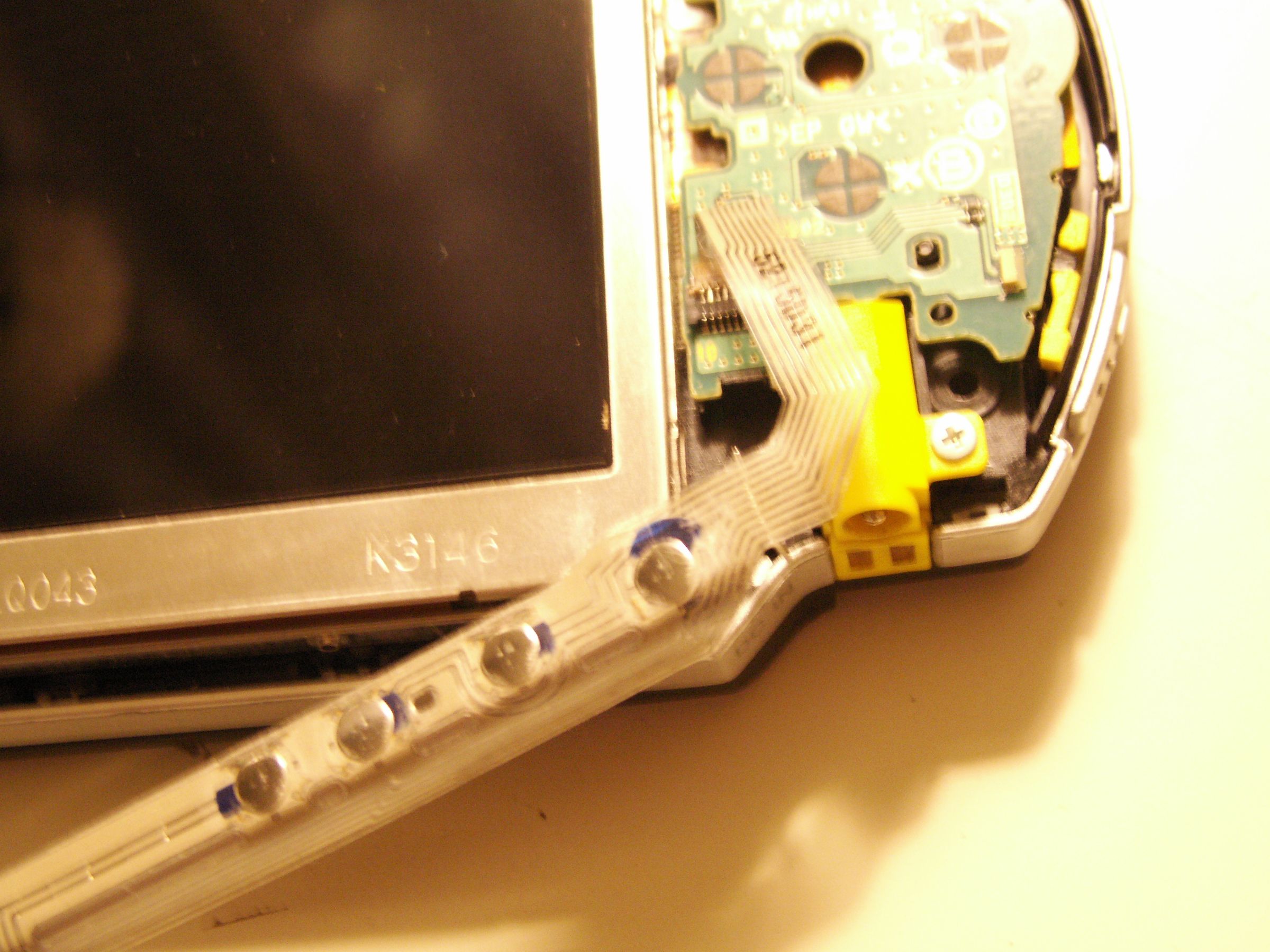 Replacing PSP 1000 Screen : 9 Steps - Instructables