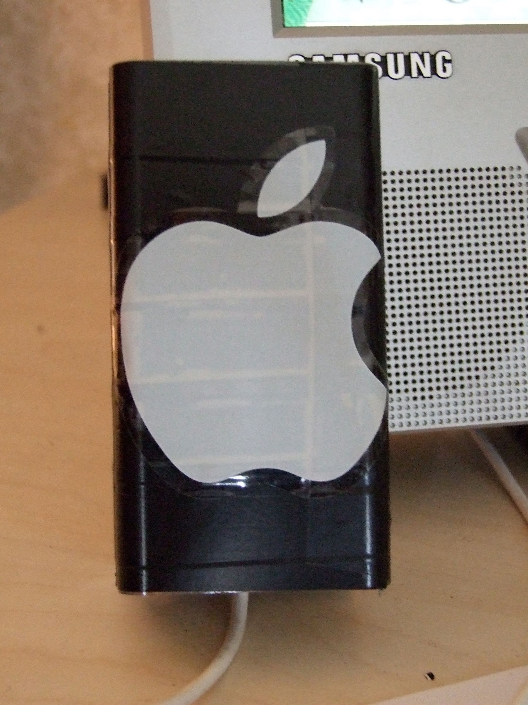 Make Your Own Ipod Nano Dock With Out-Of-The-Box Objects. : 6 Steps - Instructables