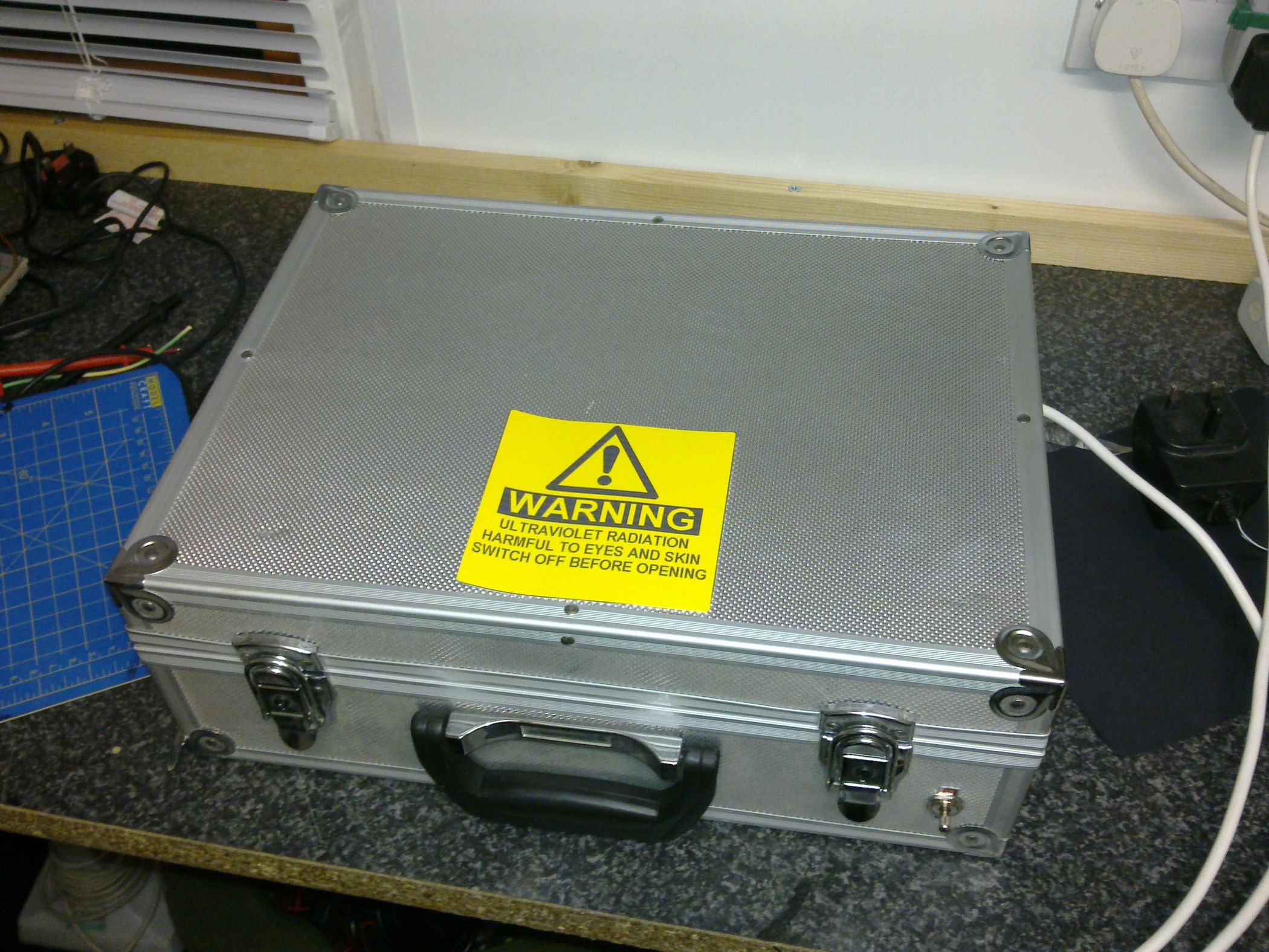 Simple UV Lightbox for PCBs : 14 Steps (with Pictures) - Instructables
