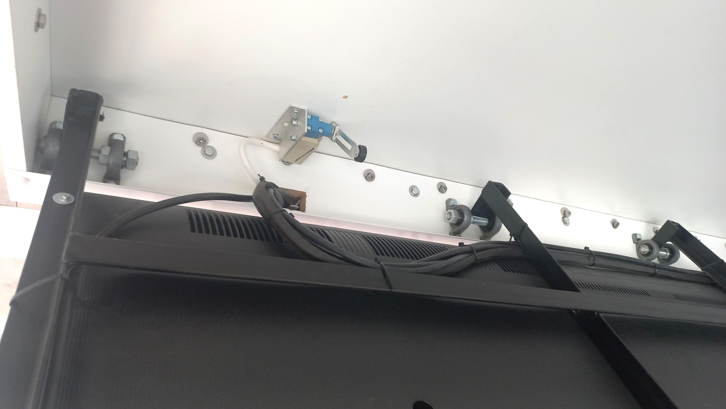 Lift Your TV With a Roller Shutter Motor and a Safety Belt : 10 Steps ...