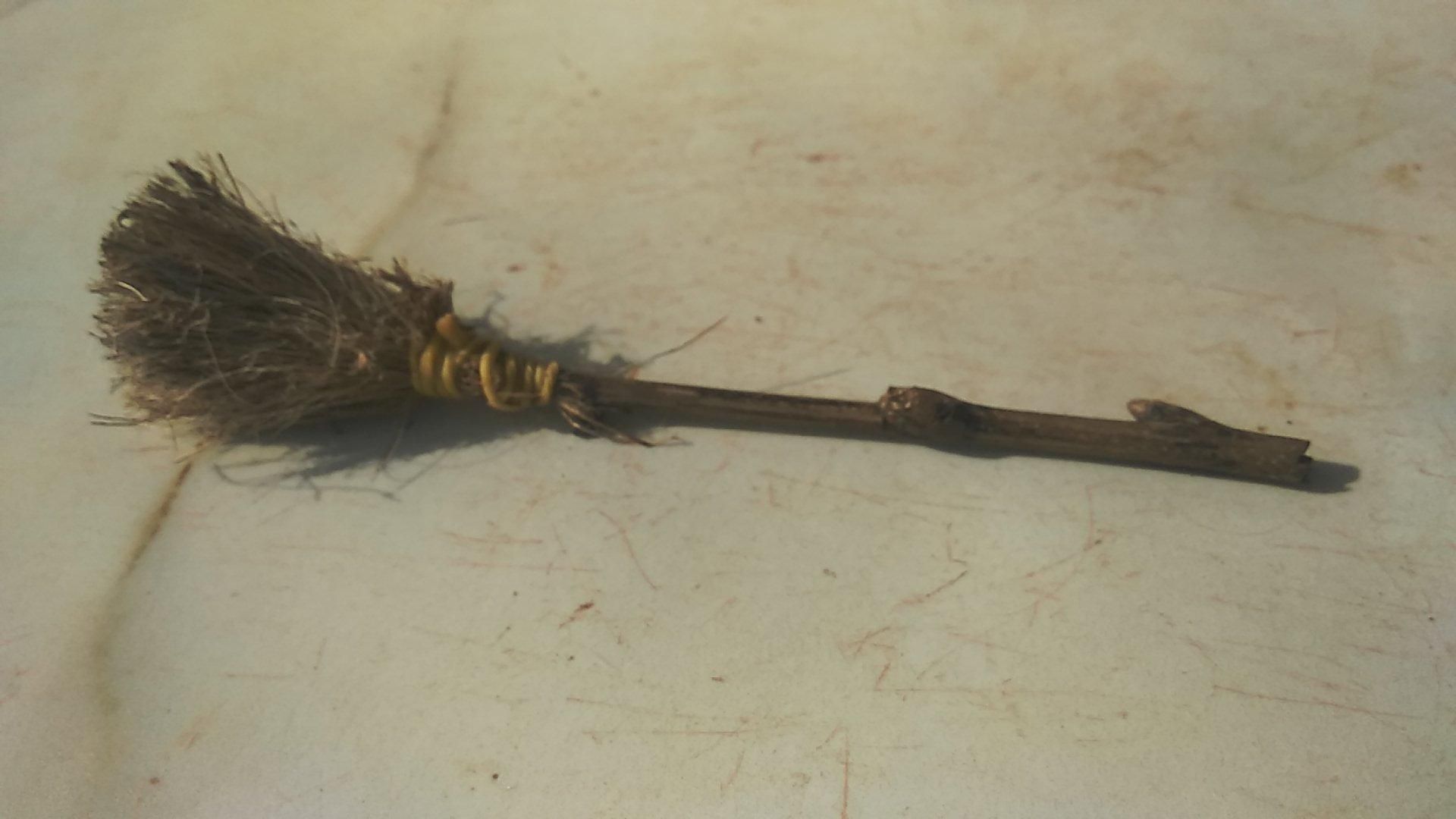 30 Seconds Ultra Tiny Witch Broomstick - Instructables