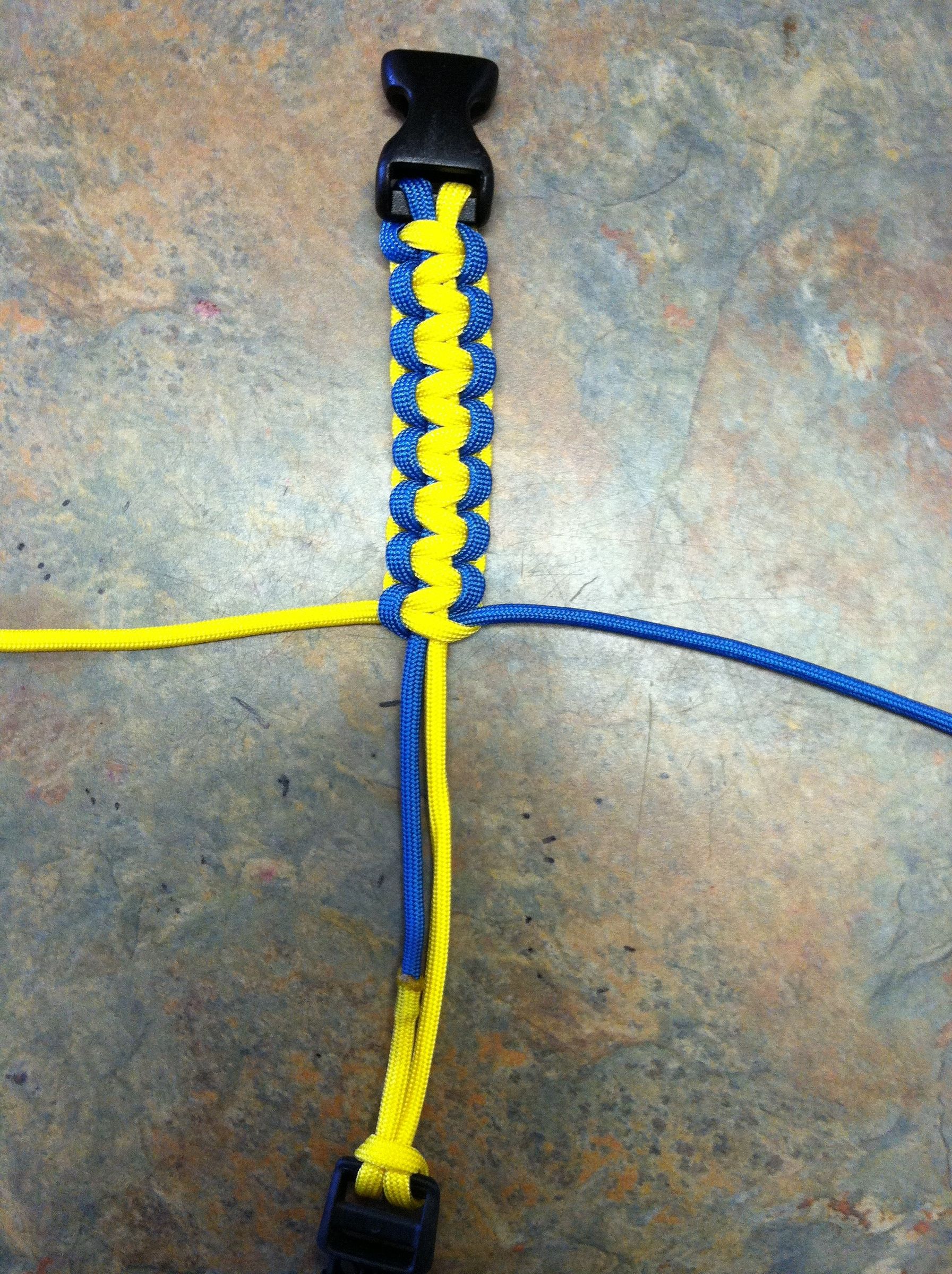 2 Color Paracord Bracelet (Tutorial) : 7 Steps - Instructables