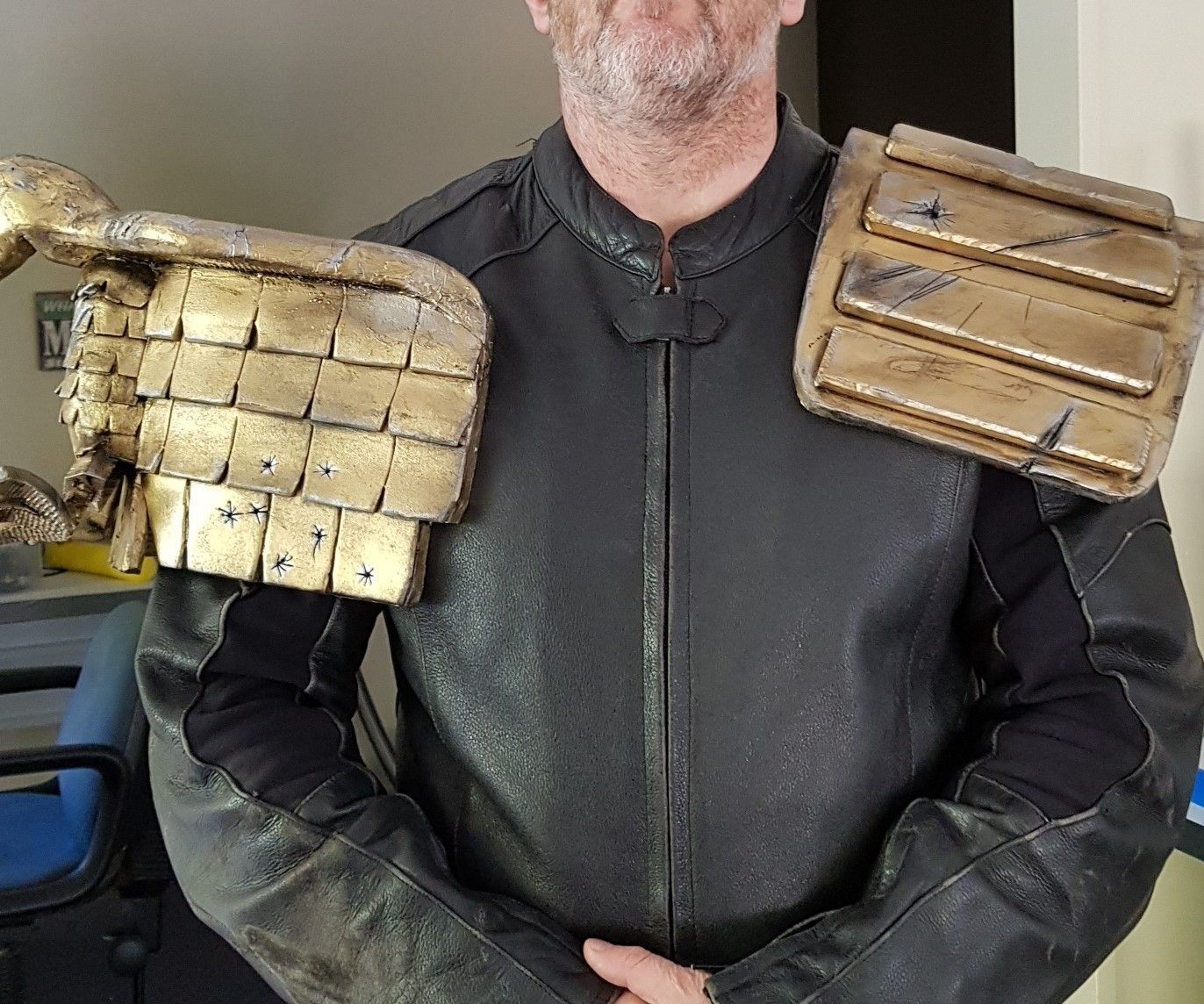 Judge Dredd Shoulder Armour : 3 Steps - Instructables