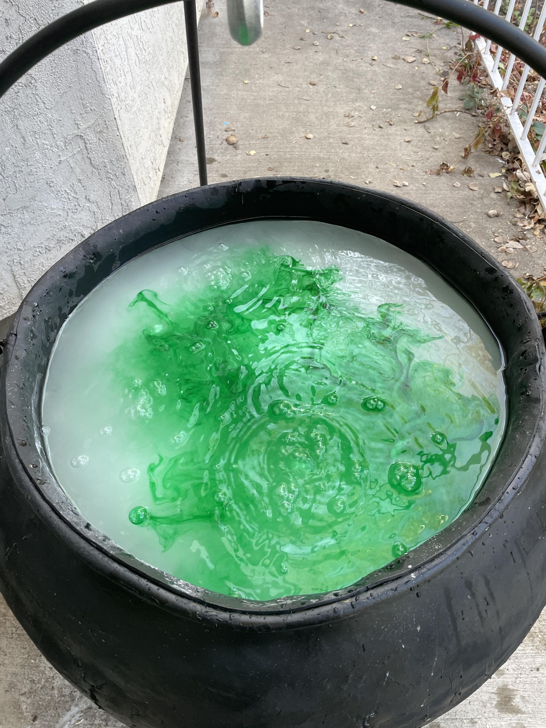 Halloween Full-size Bubbling Cauldron Prop : 7 Steps (with Pictures ...