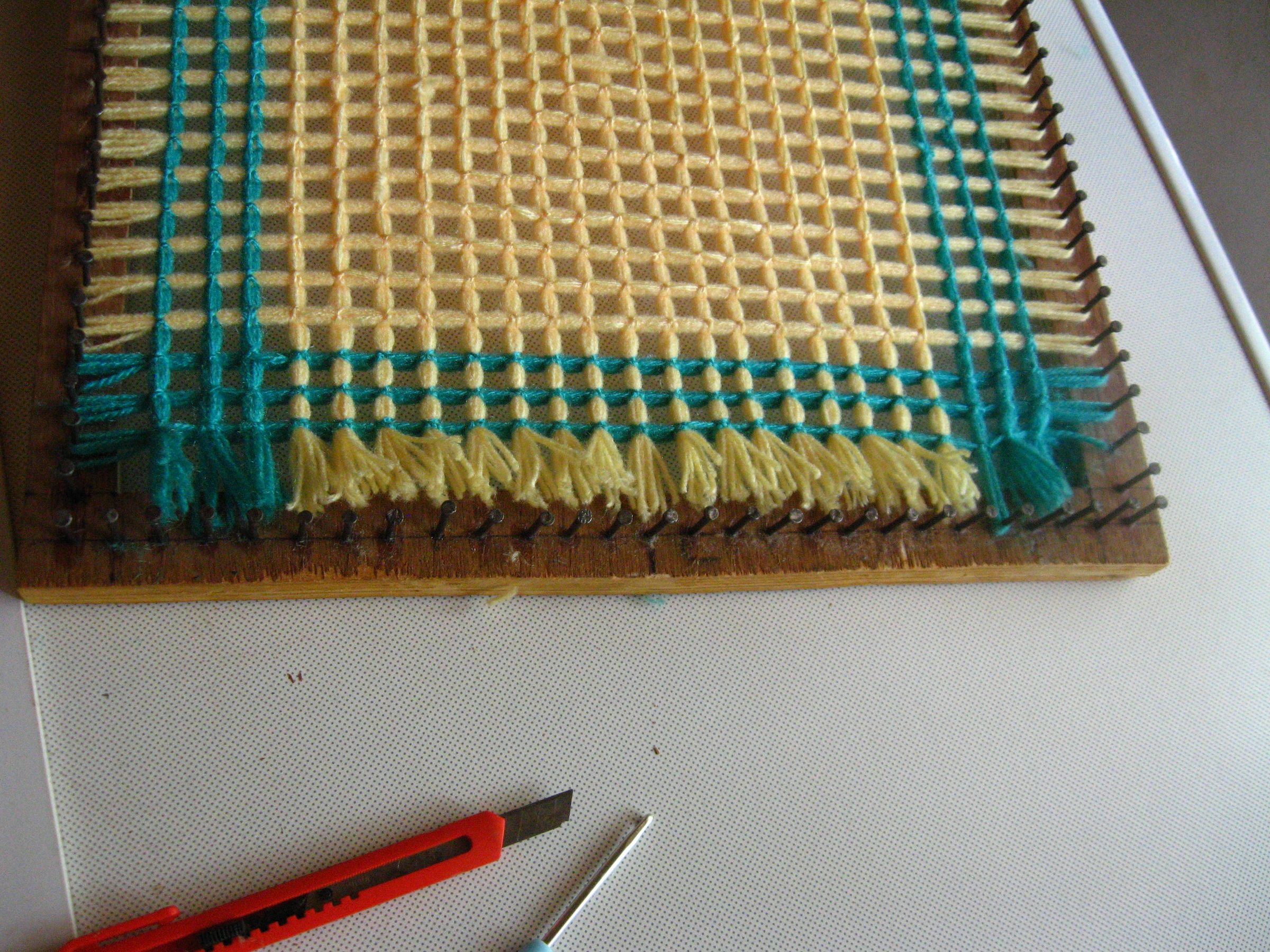 How to Weave a Criss-Cross Table Mat With Home-made Loom : 12 Steps ...