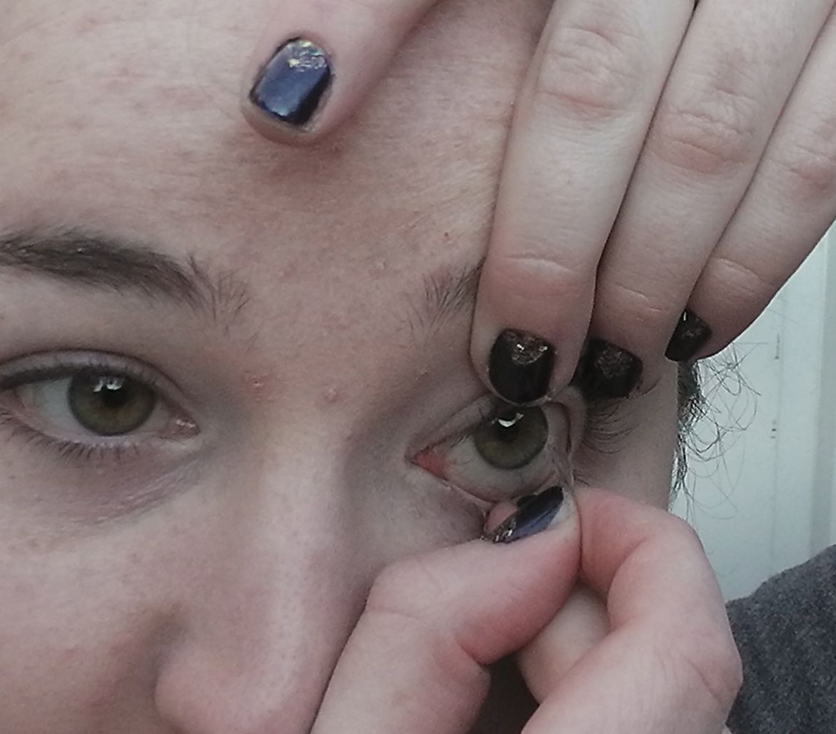 How to Insert and Remove a Contact Lens : 12 Steps - Instructables